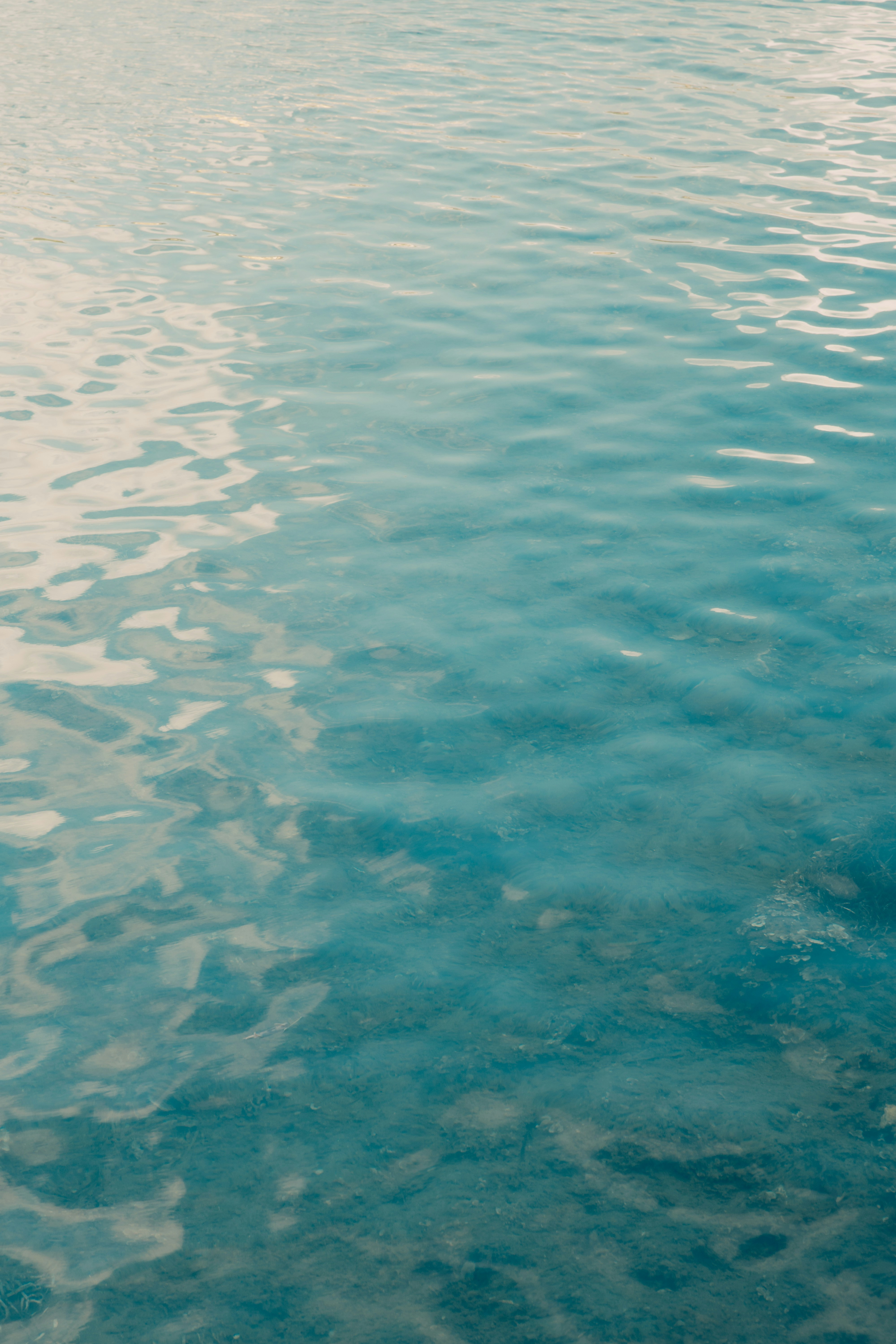 Soft Horizon of Turquoise Waters