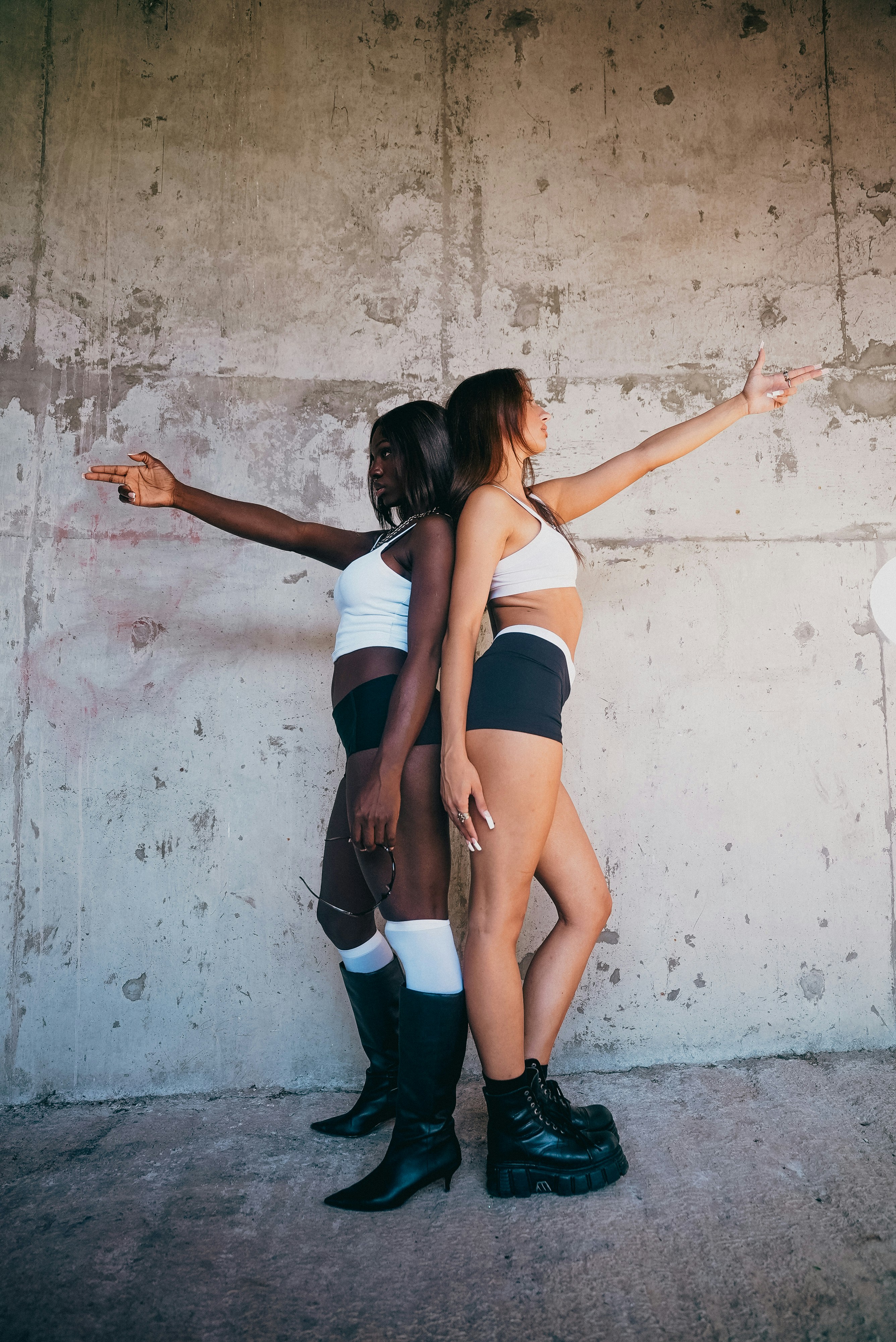 Dual Pose: Back-to-Back Confidence by the Concrete Wall