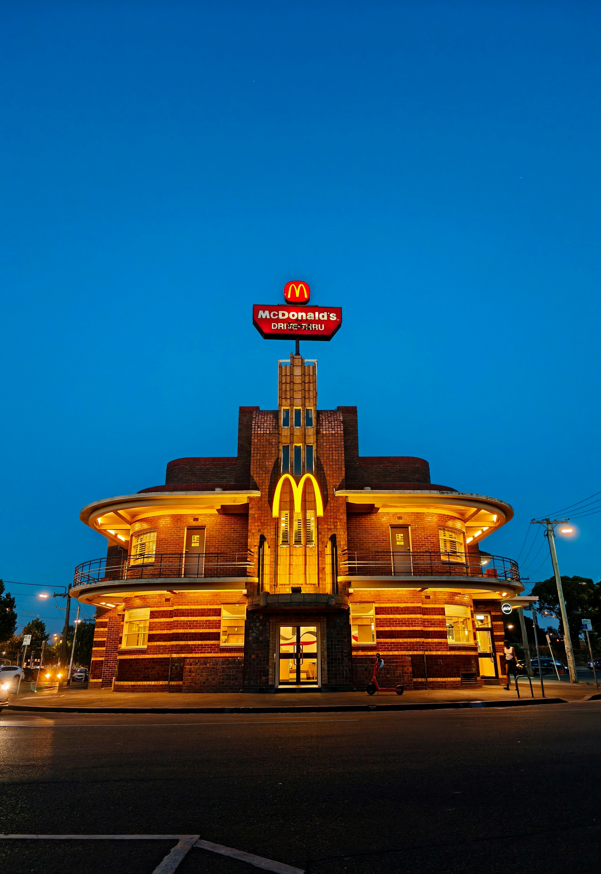 Midnight Arch: The Golden McTwo-Tiered Beacon