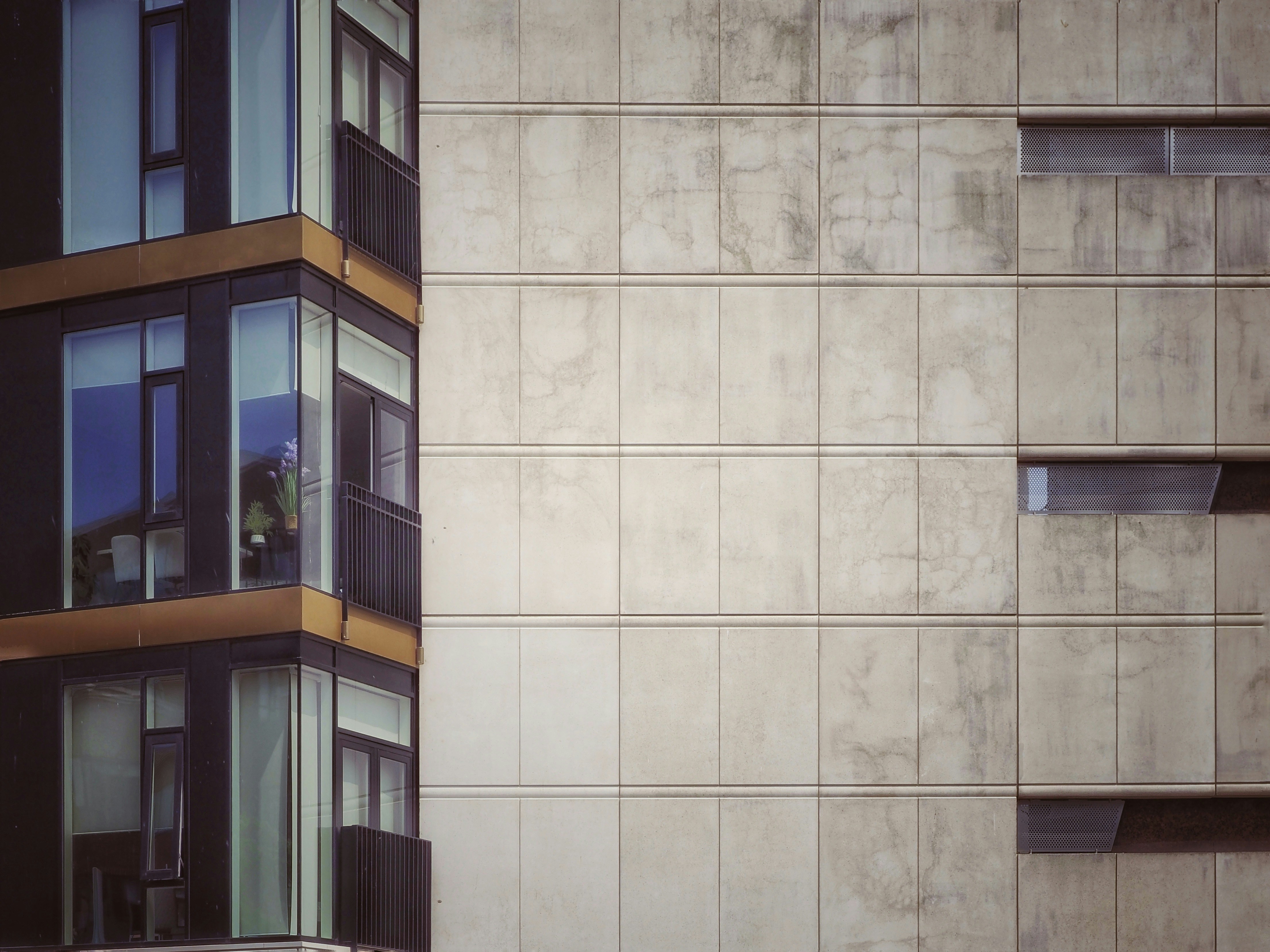 Urban Facade: The Corner Window Anatomy