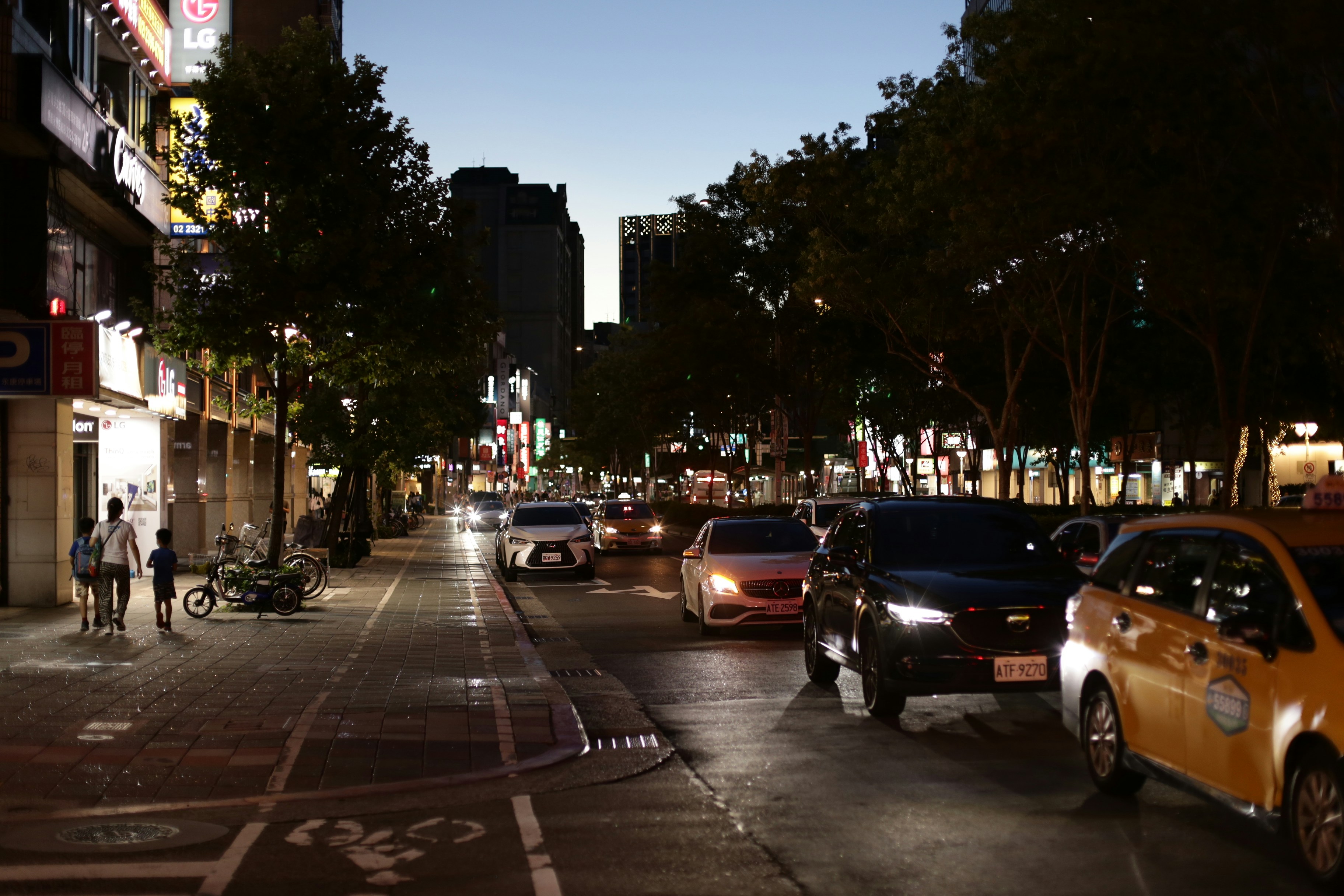 Evening Pulse on a Lantern-Lit City Street