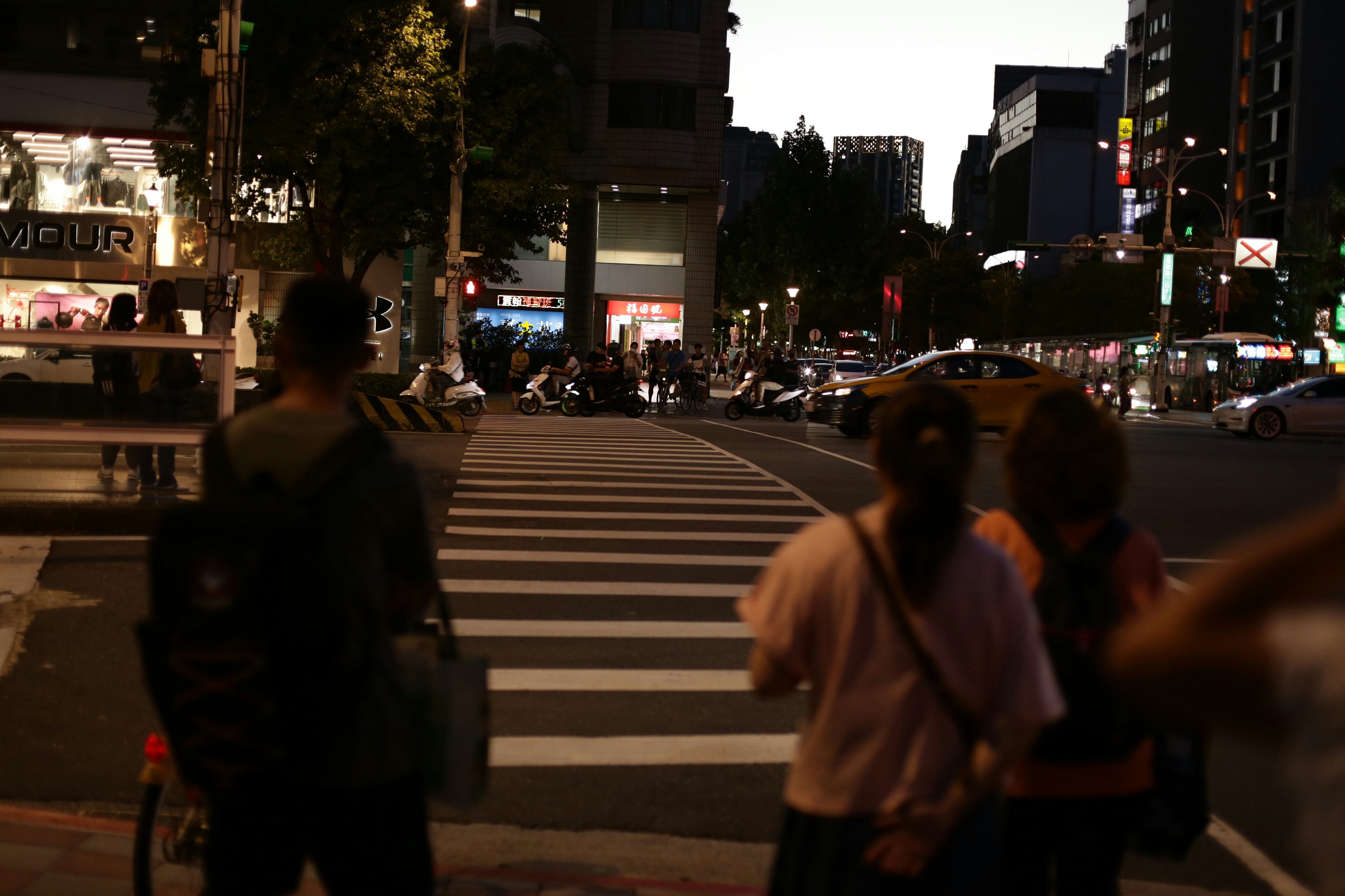 Evening Crosswalk: City Pulse Behind the Pedestrian Rialto