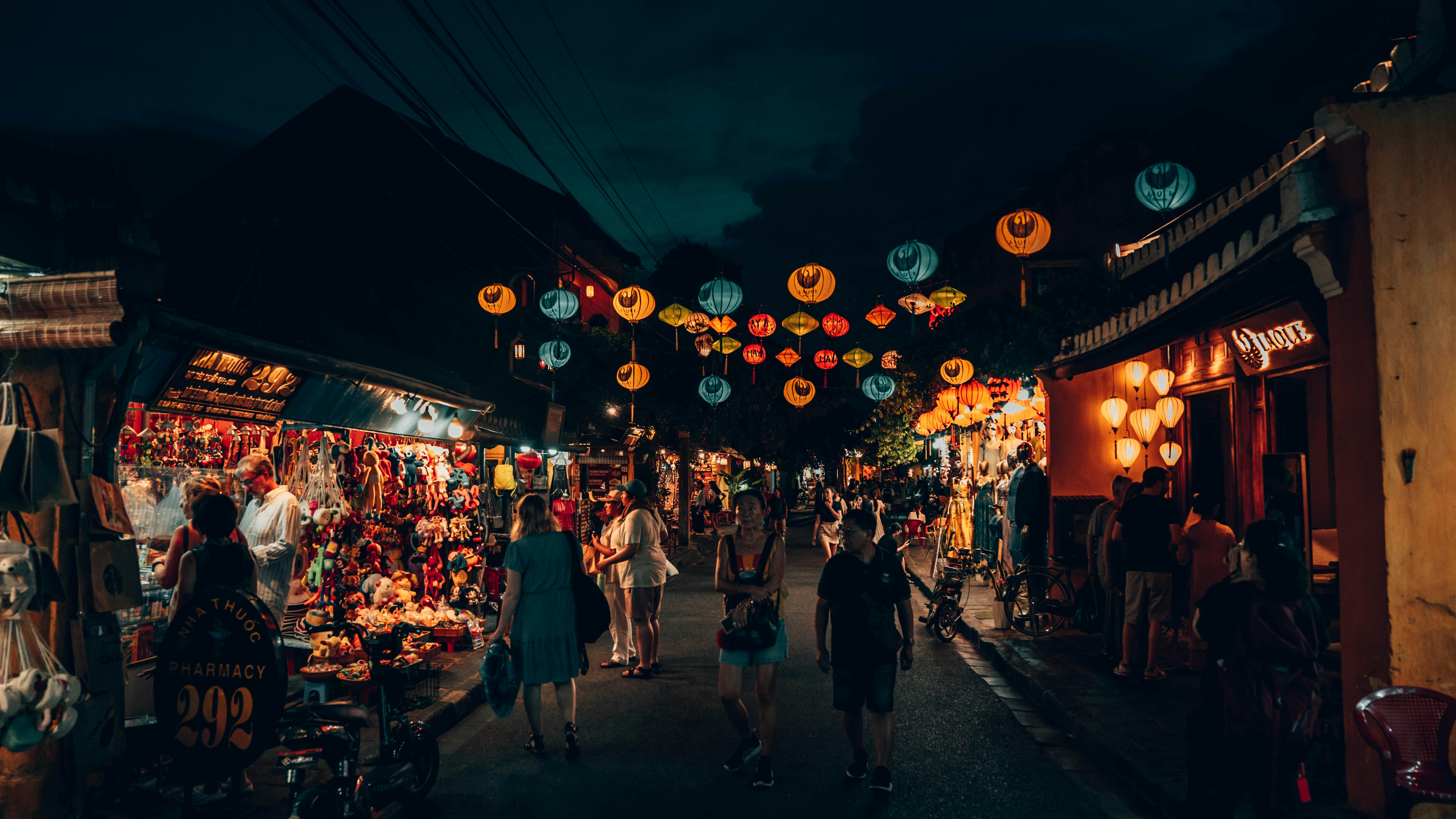 Lantern-lit Market Pulse: Night Street Flow