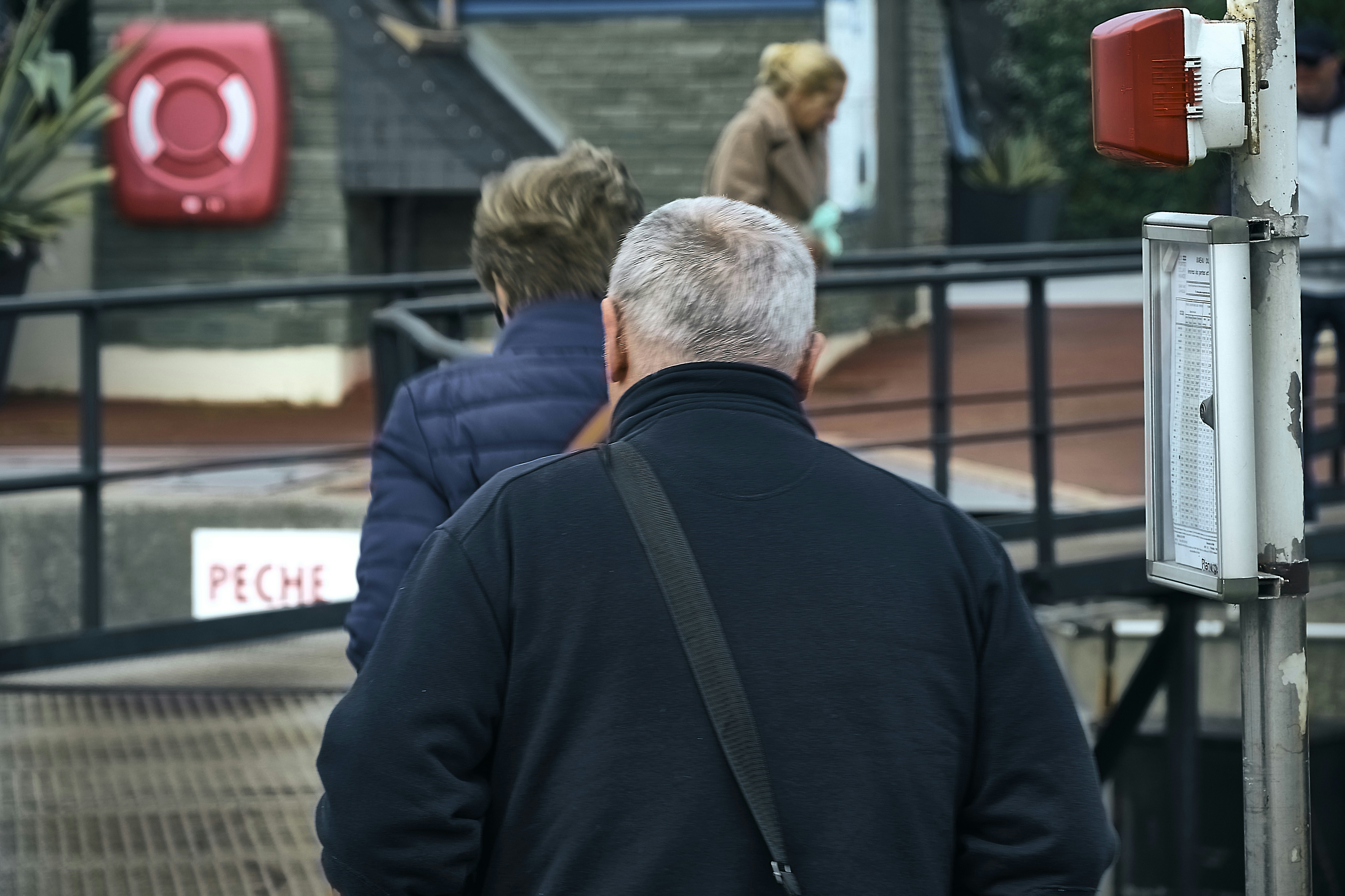 Backstage in the Crossing: A Closer View of a Quiet Street Moment