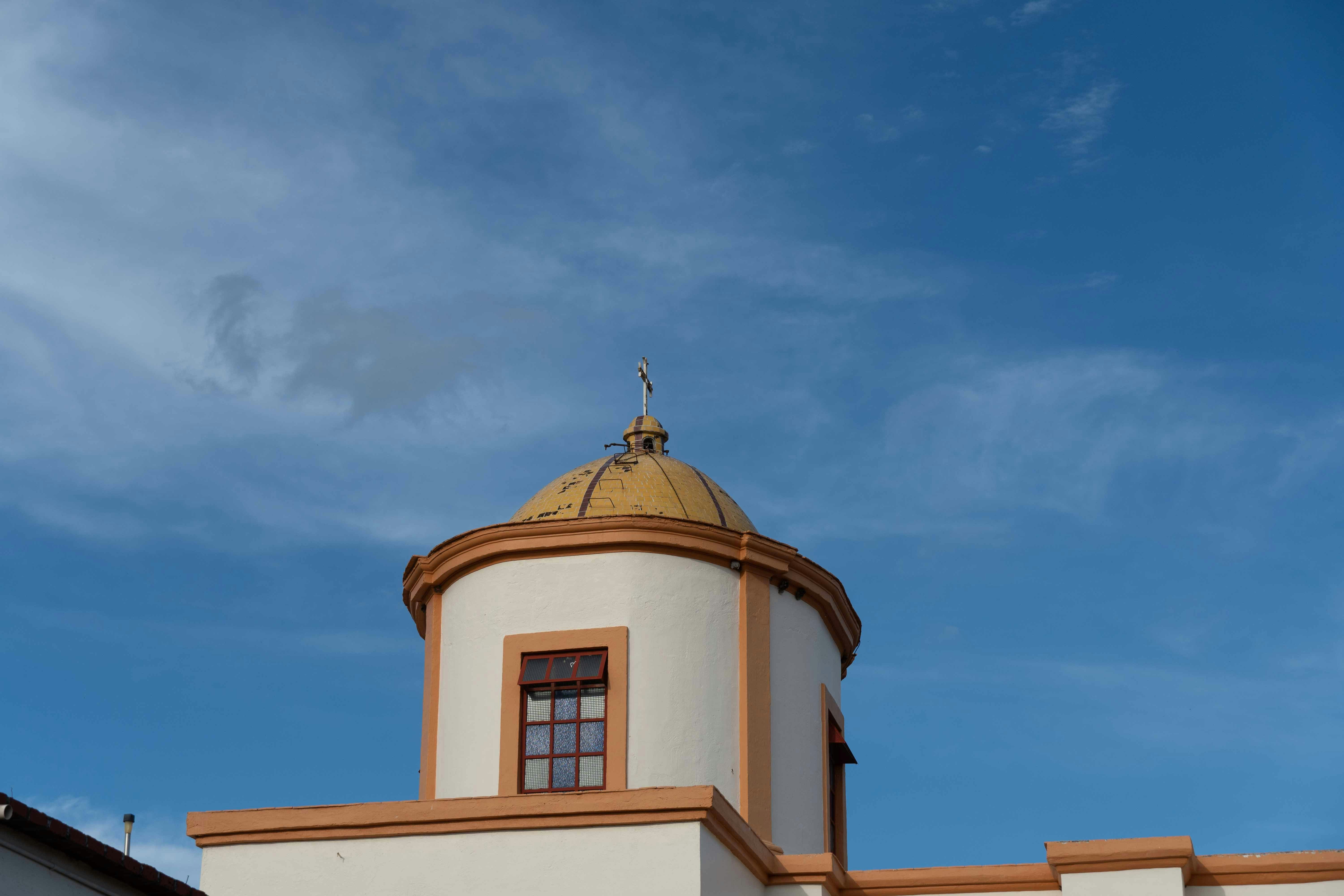 Cupola in Clear Sky: A Classical Roofline Reaches for the Sun