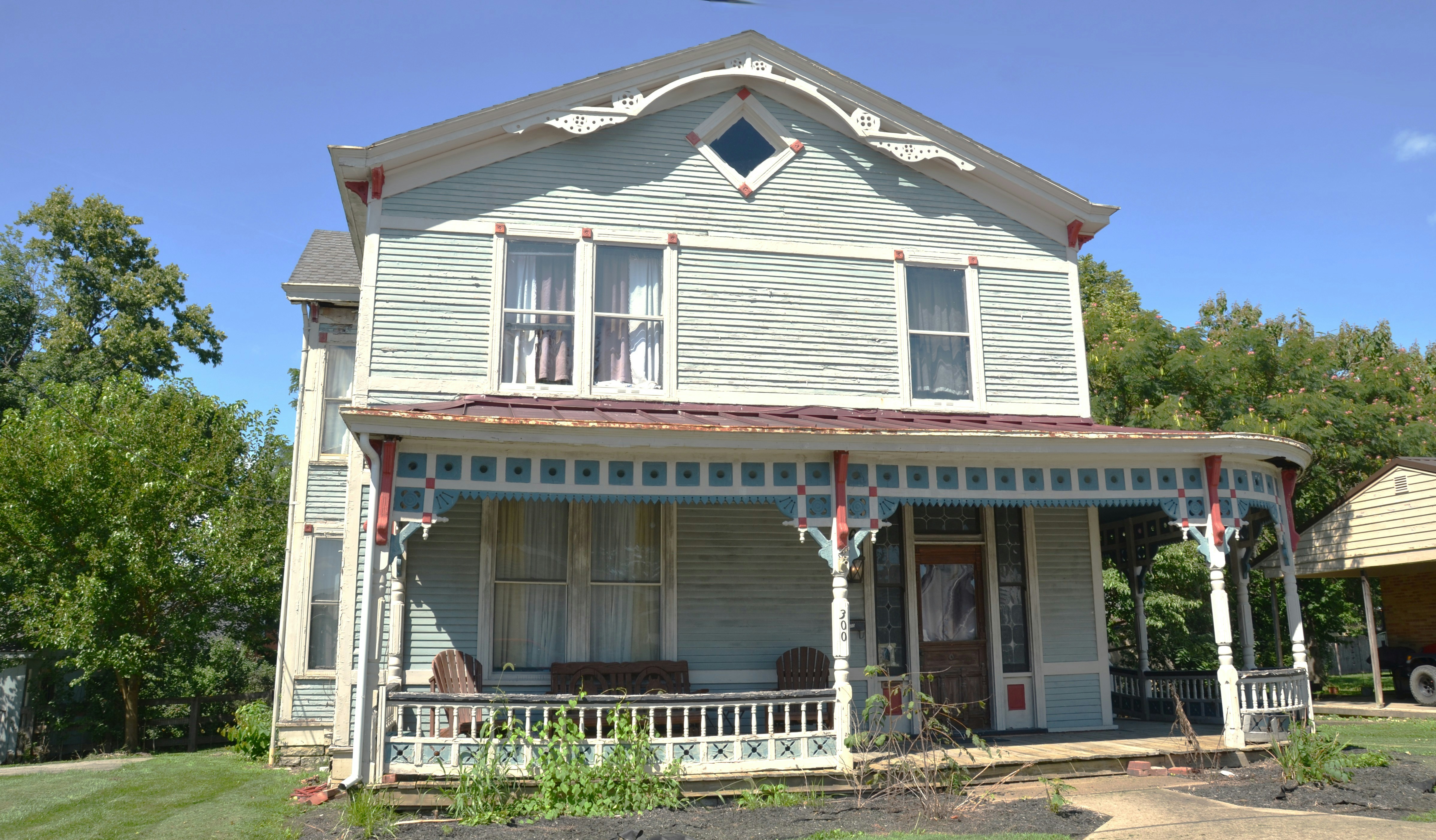 Dusty Victorian Facade: Quiet Decay Beneath a Clear Sky