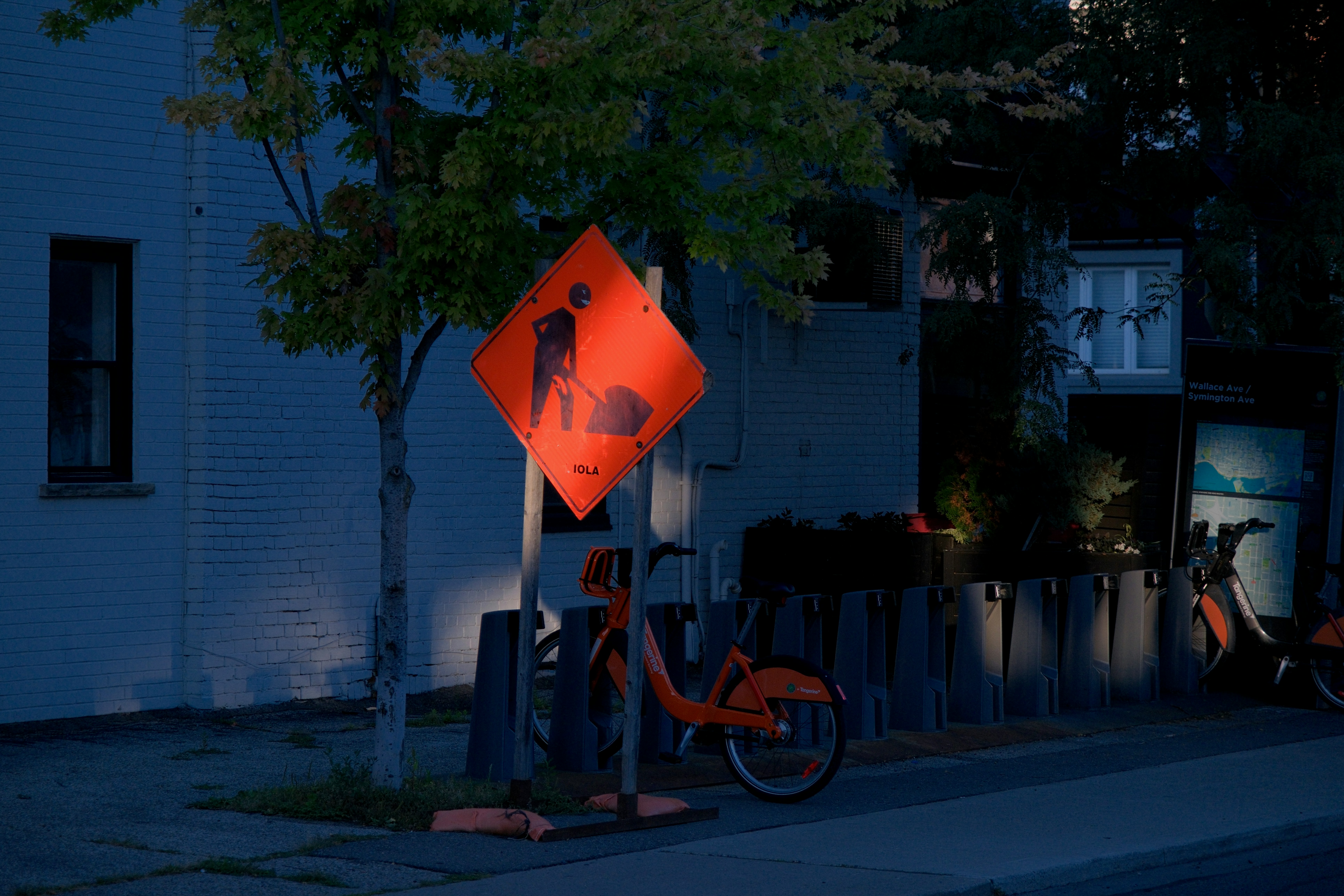 Night Talk: Orange Signop with Urban Quiet