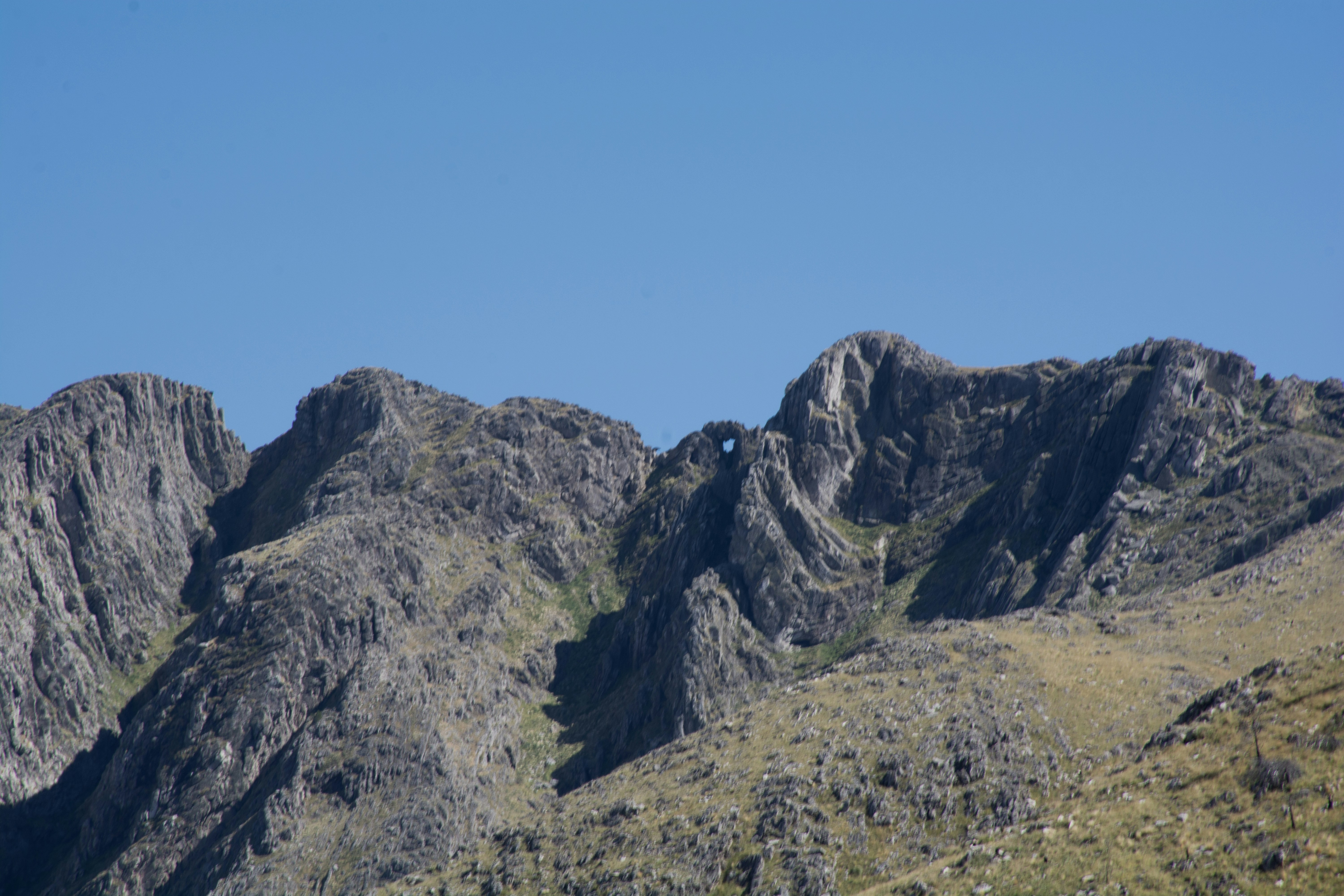 Rugged Summit: A断岩 Linie Under a Clear Blue Sky