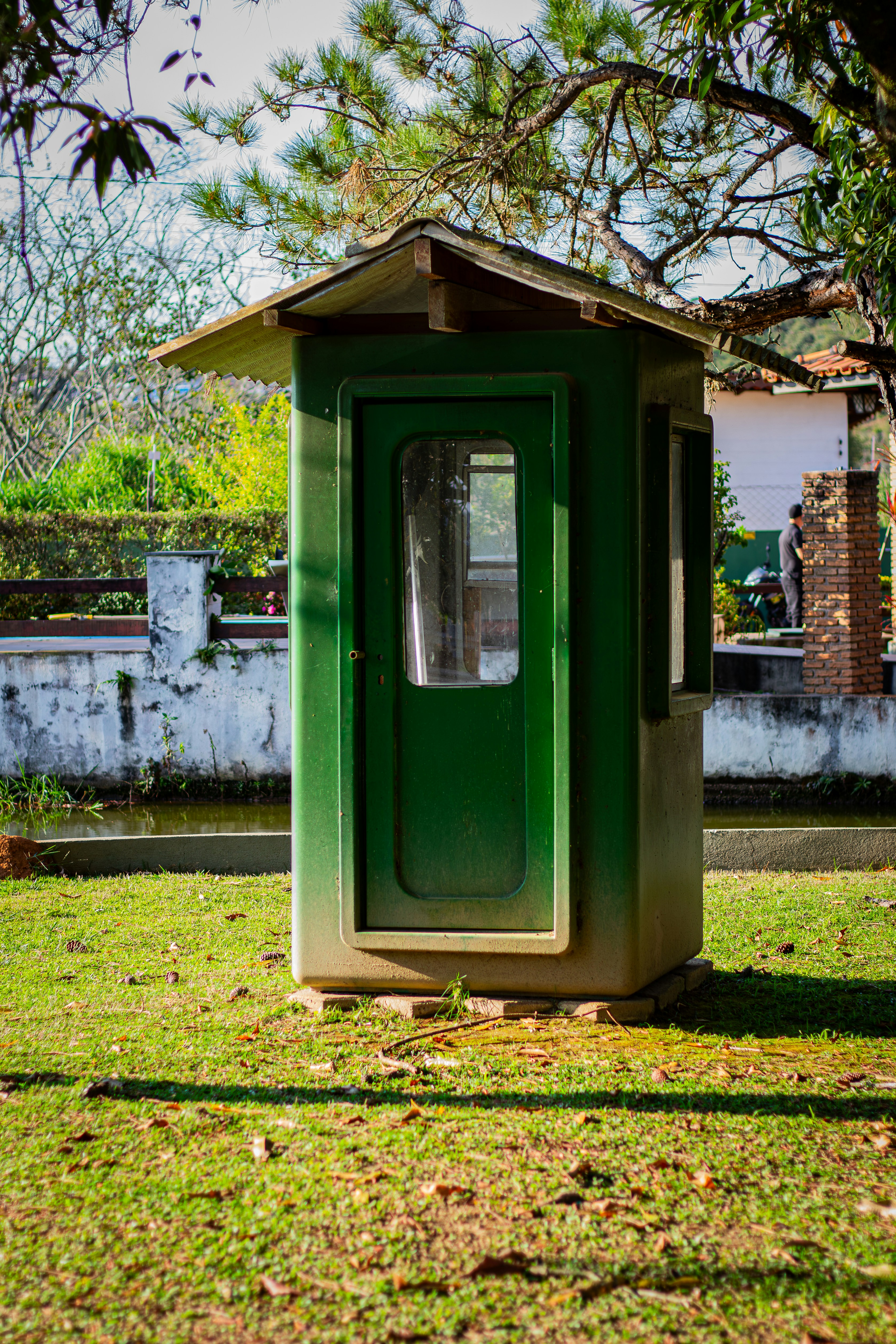 Green Watcher: A Curved-Keep Booth in a Sunny Park