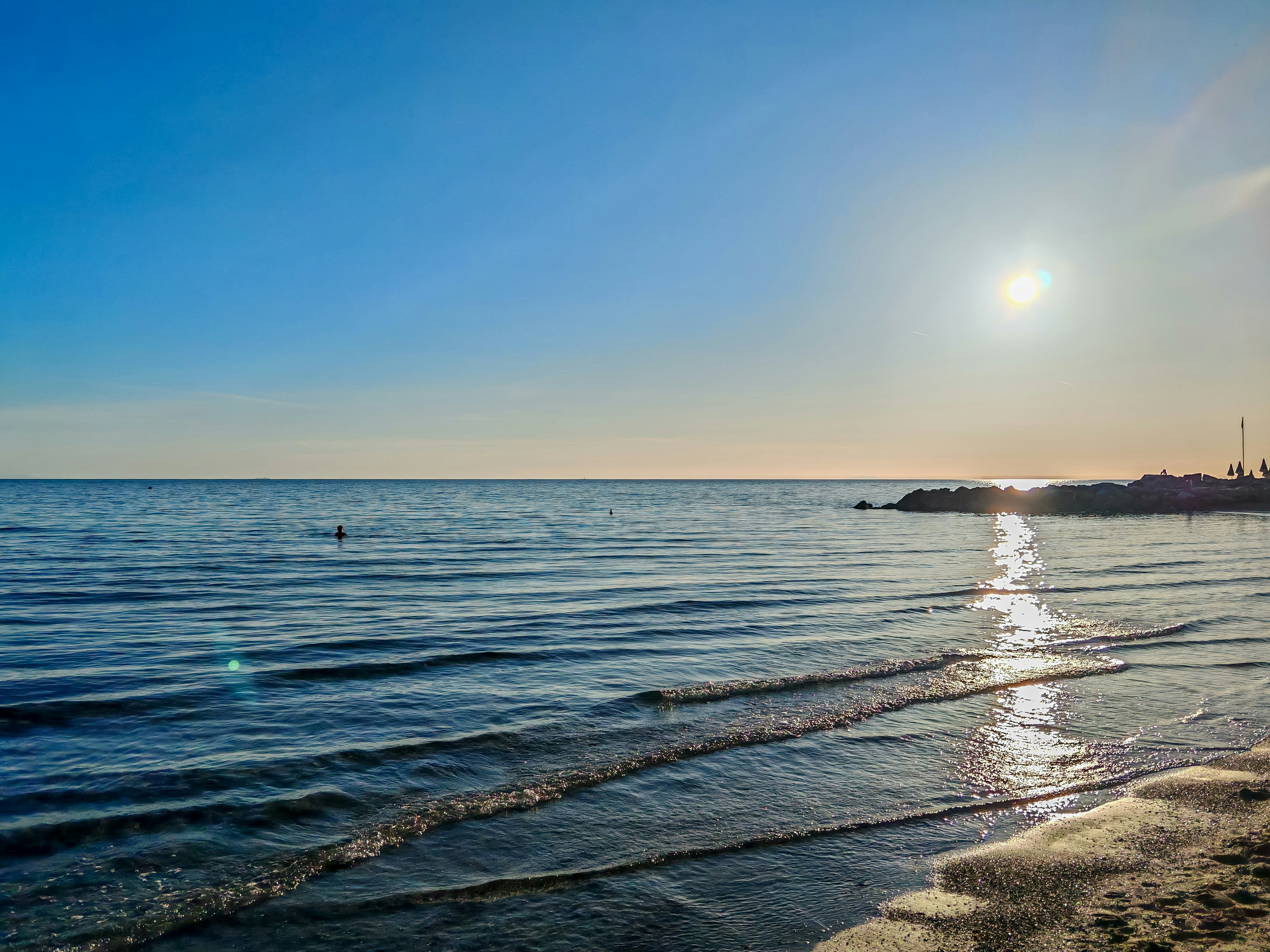 Sunlit Shoreline: Quiet Horizon and Gentle Waves