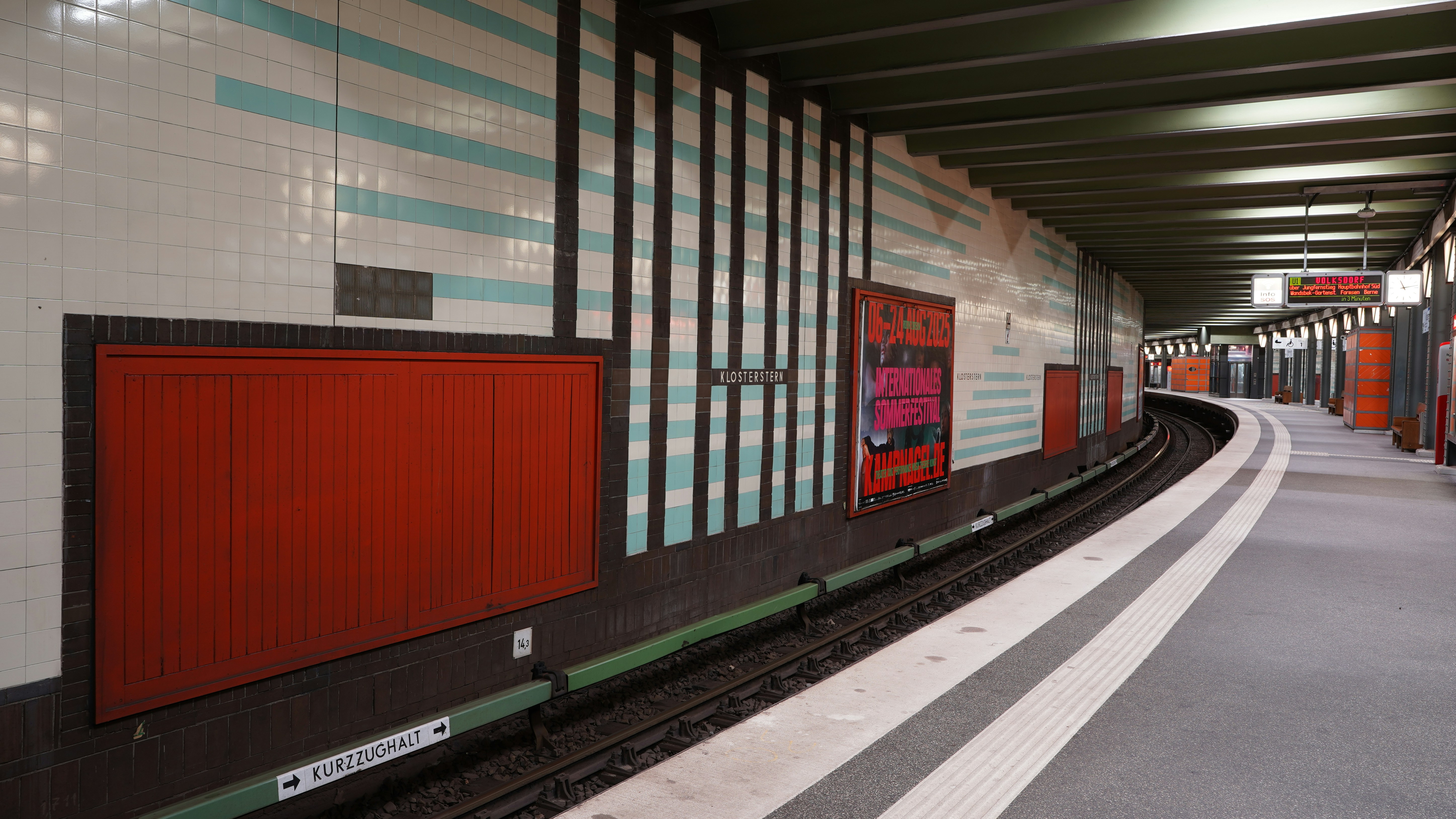 Curved Silence: A Suburban Platform Echoes