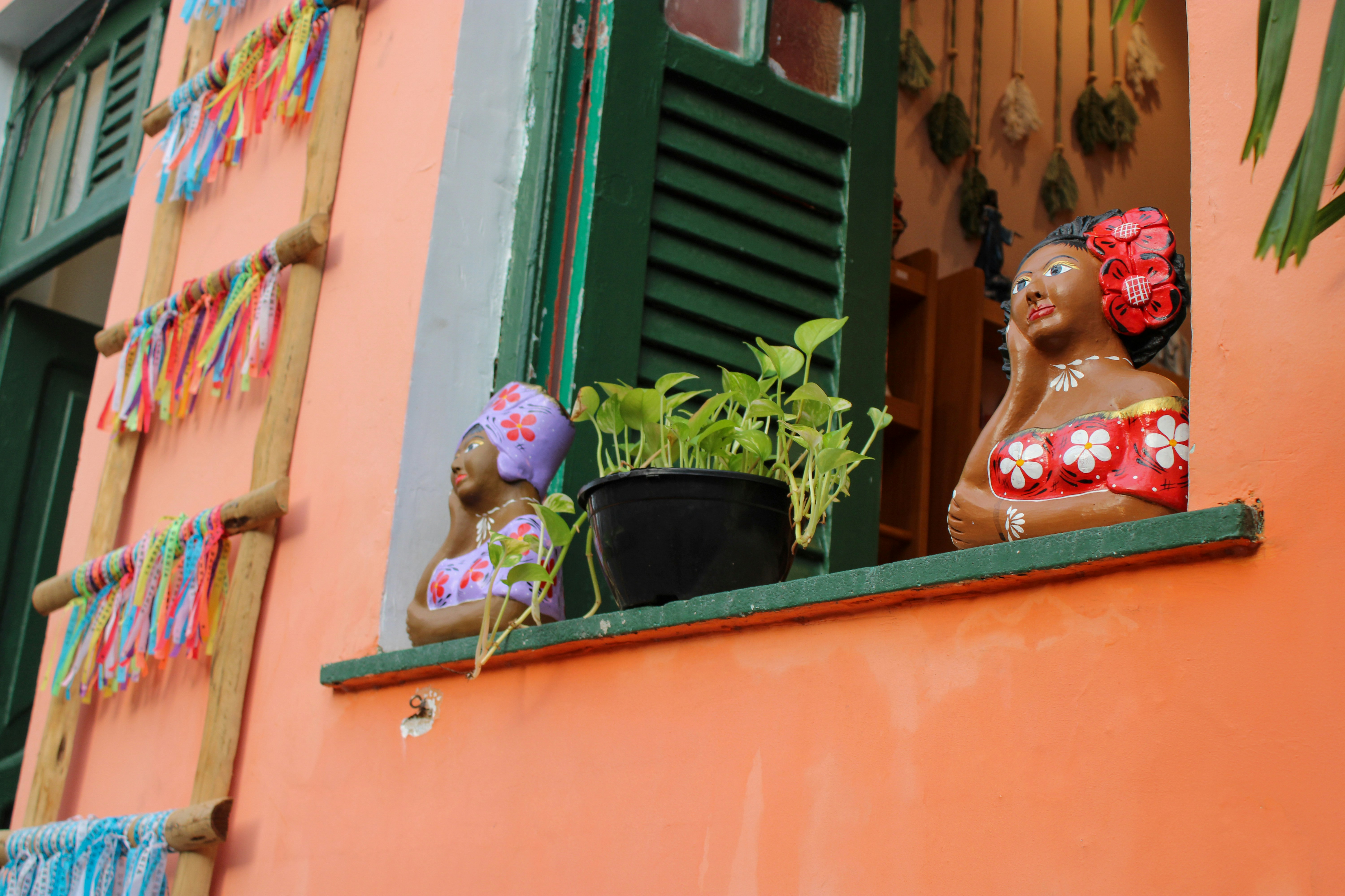 Terracotta Facades and Folk Figurines: A Window into Colorful Street Charm