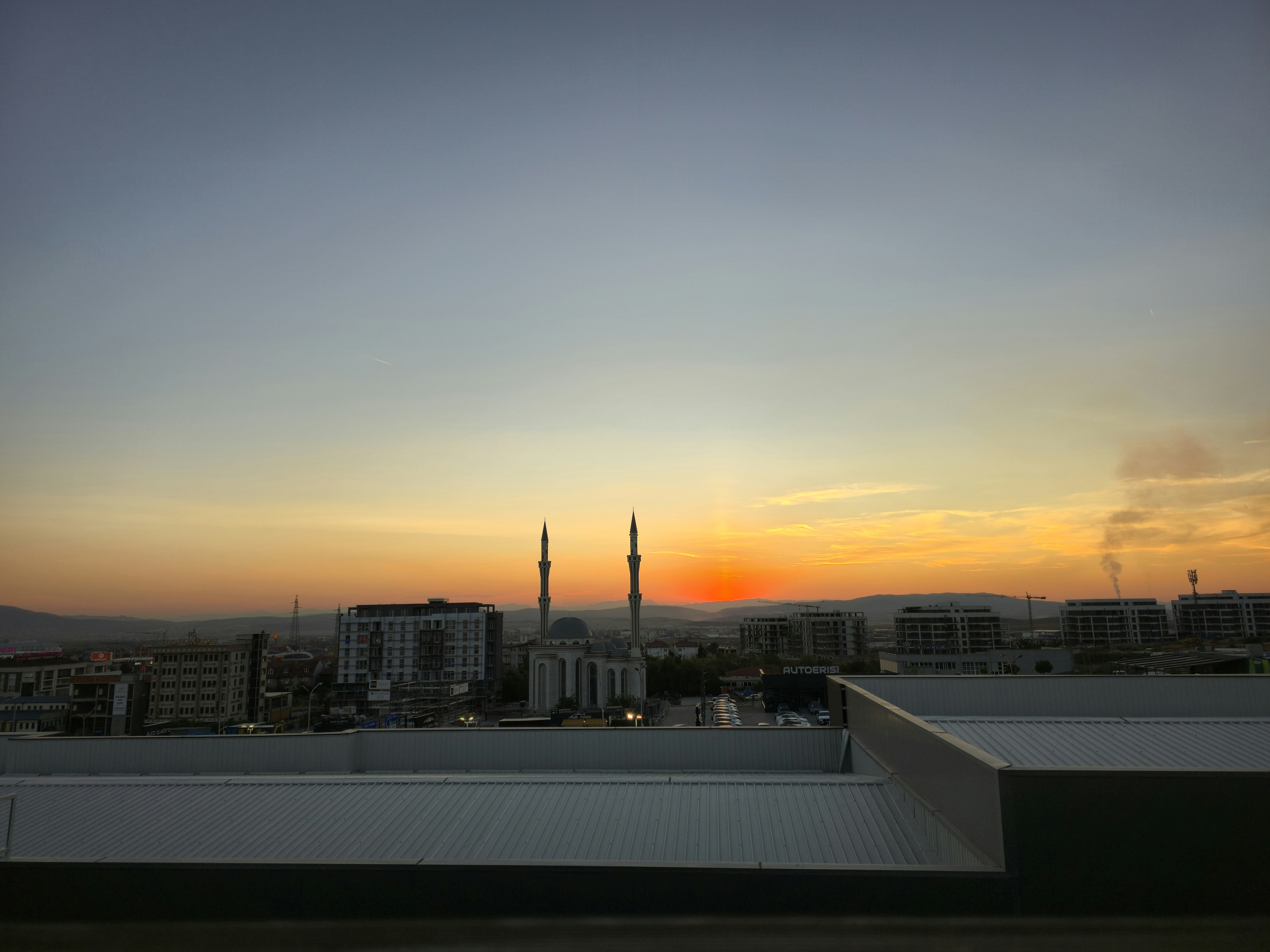 Dusk Over the City: Quiet Skyline at Sunset