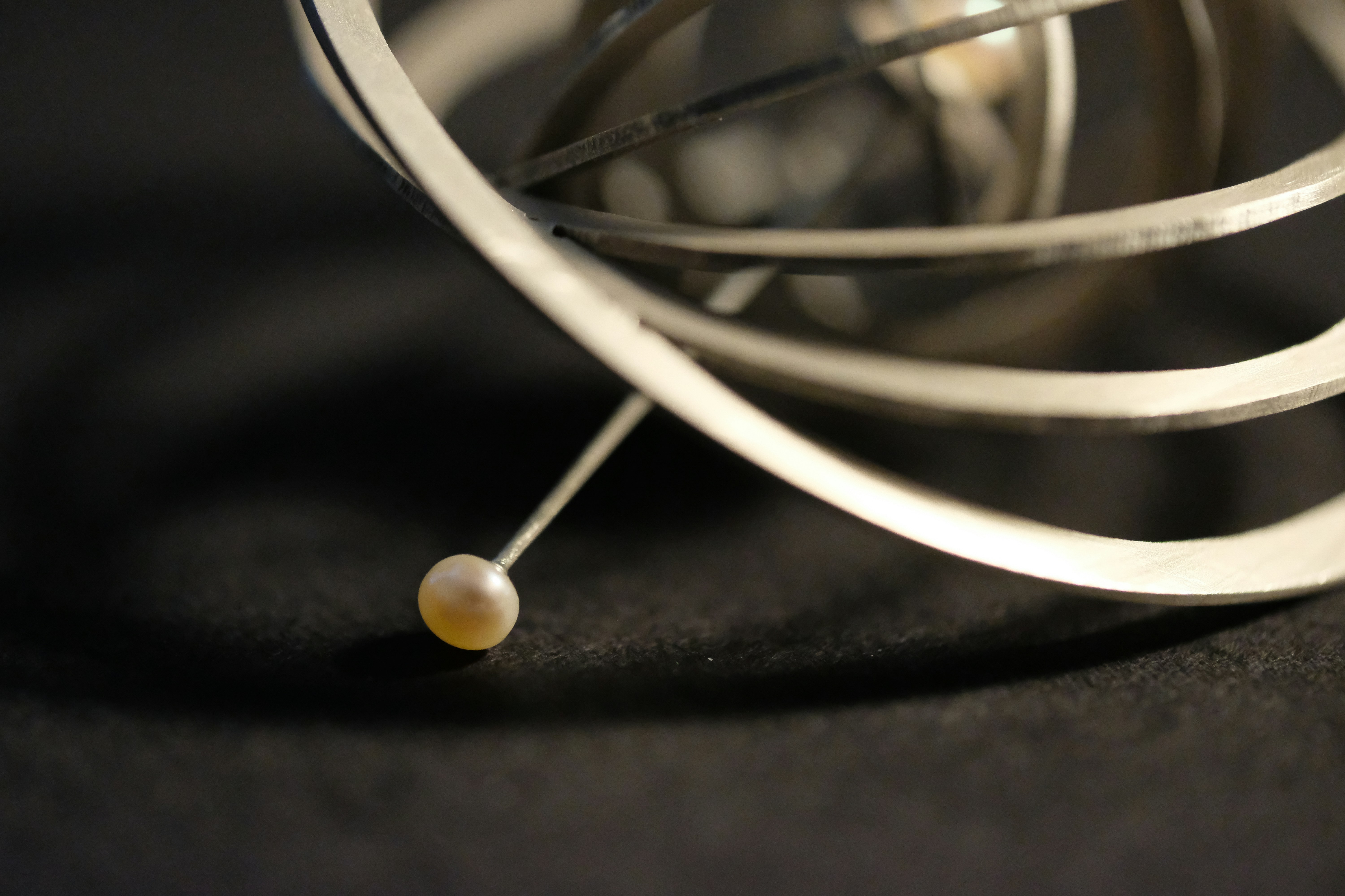 Needle and Pearl: A Minimal Moment of Metal and Light