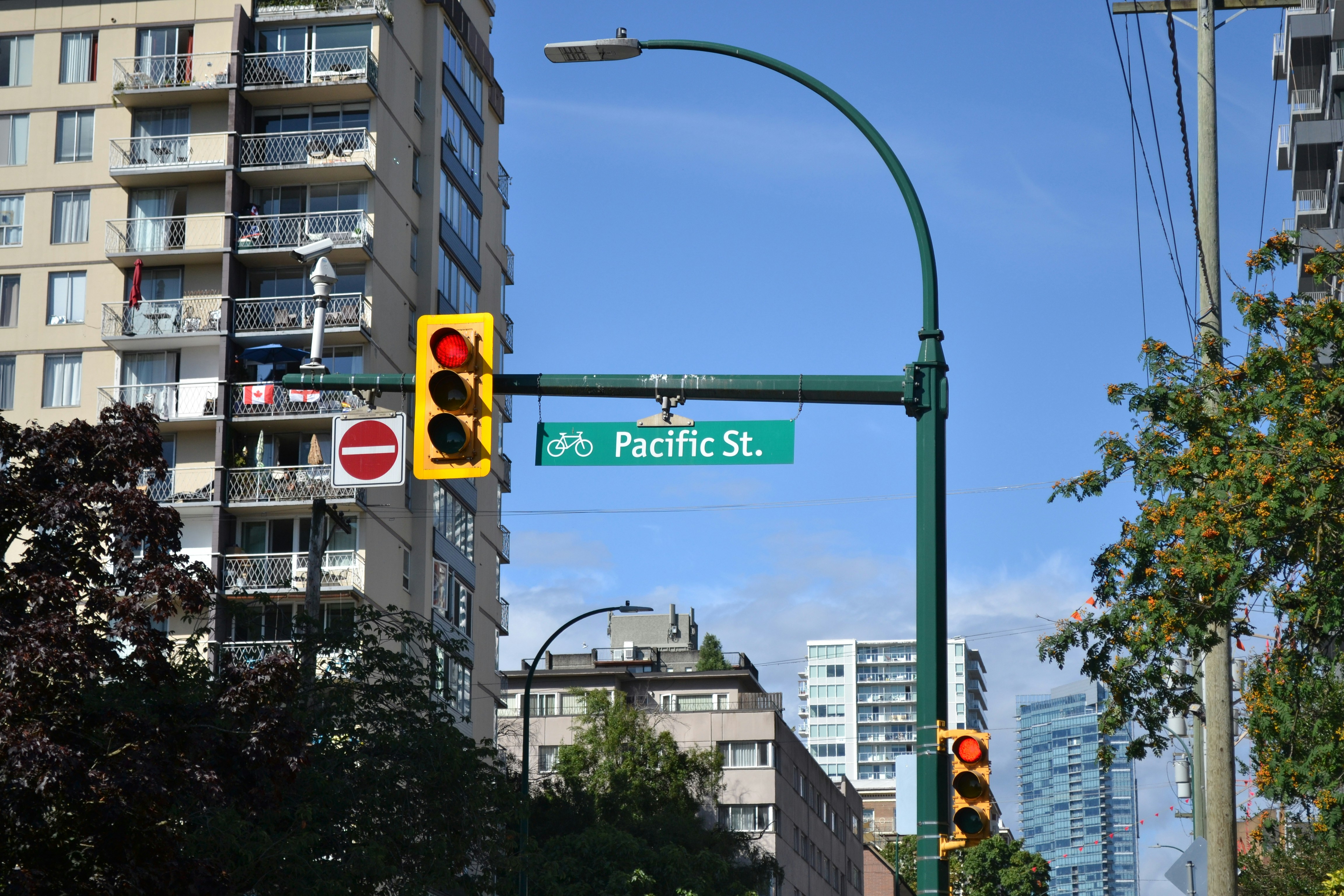 Crossroads at Pacific Street: A Cityscape Framed by Signals
