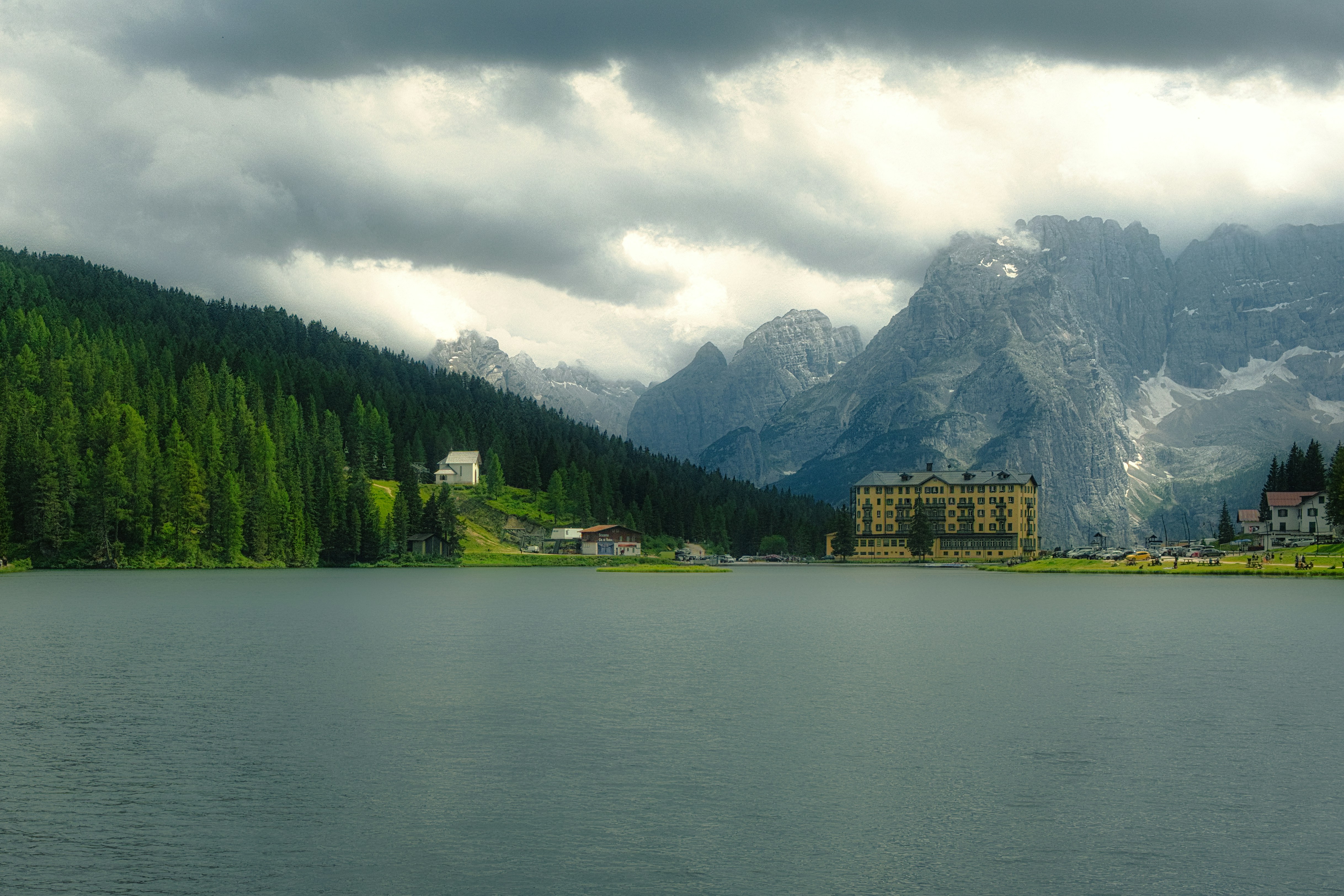 Lakeside Quarters Beneath Alpine Giants
