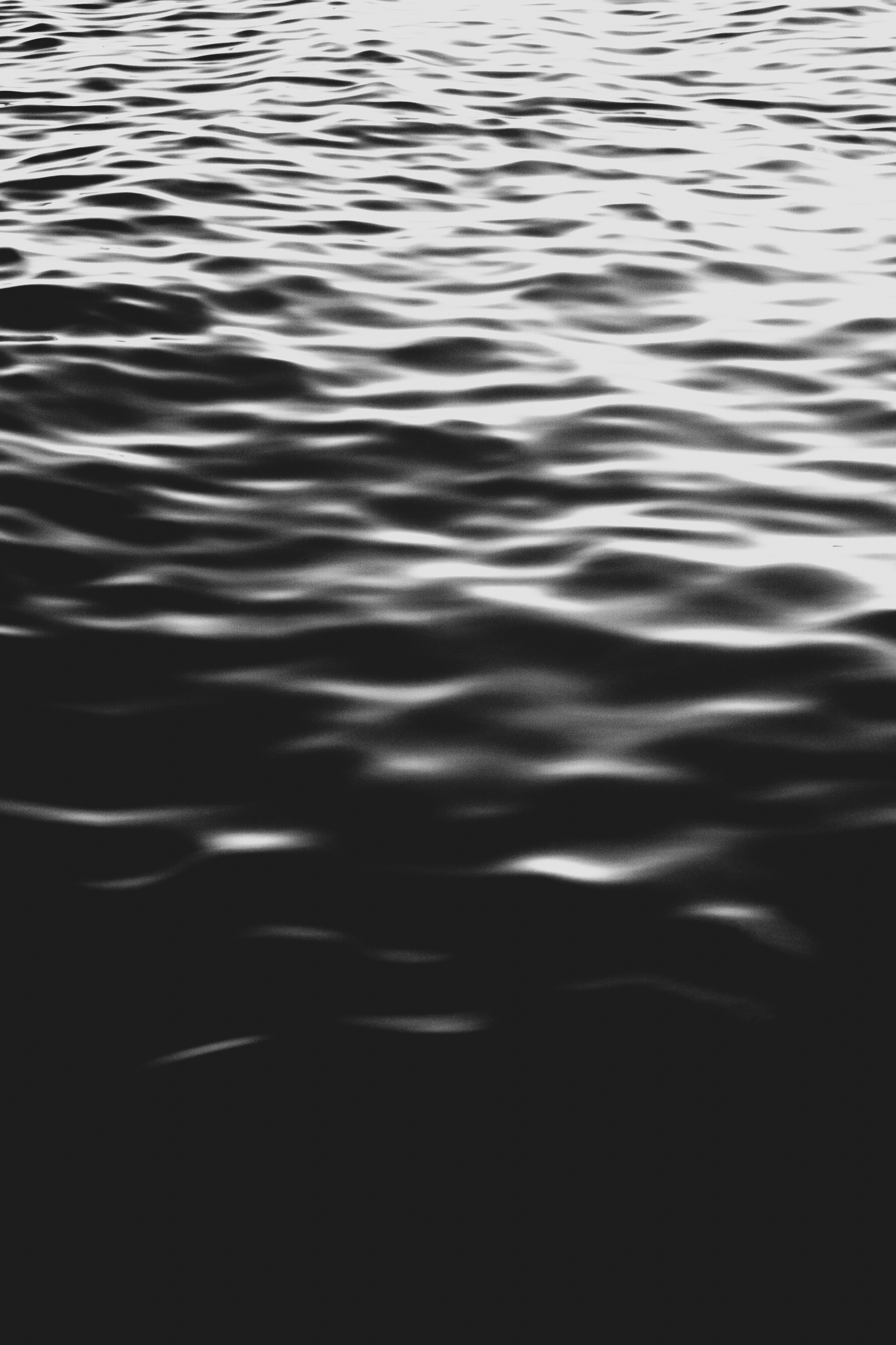 Monochrome Ripples: A Quiet Horizon on Water
