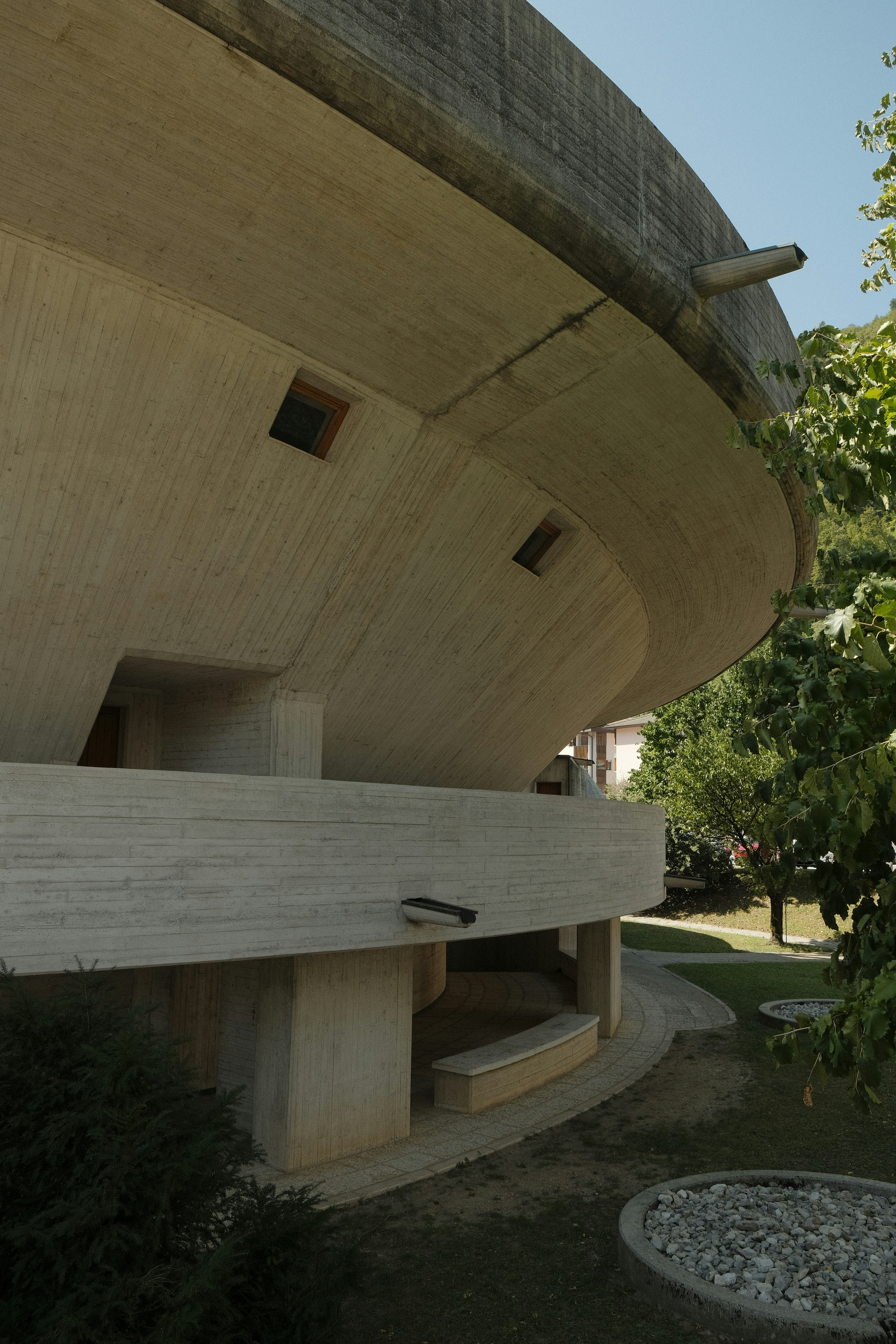 Curved Concrete Overhang: A Silent Monument to Geometry