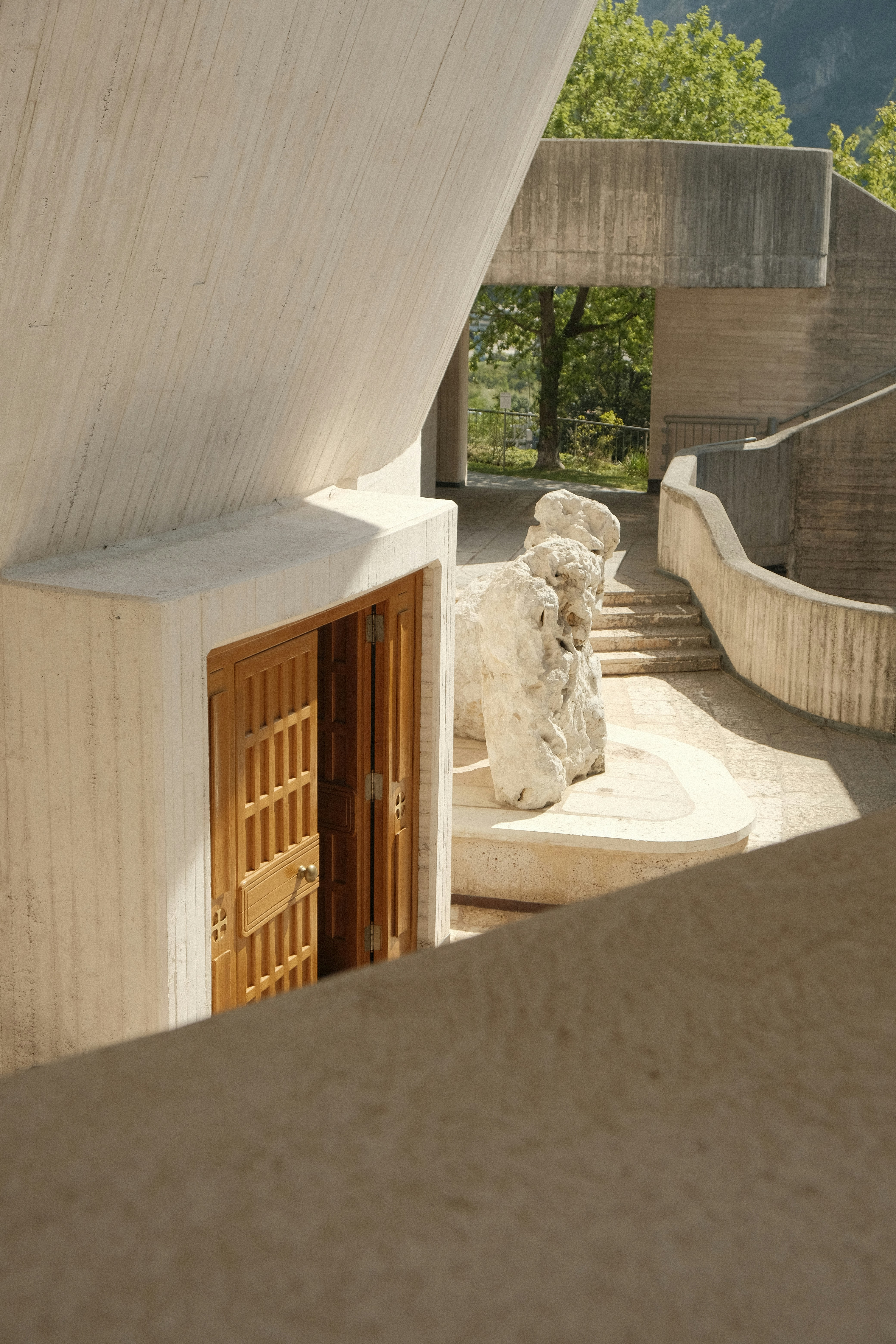 Concrete Curves and Warm Wood: A Quiet Architectural Moment