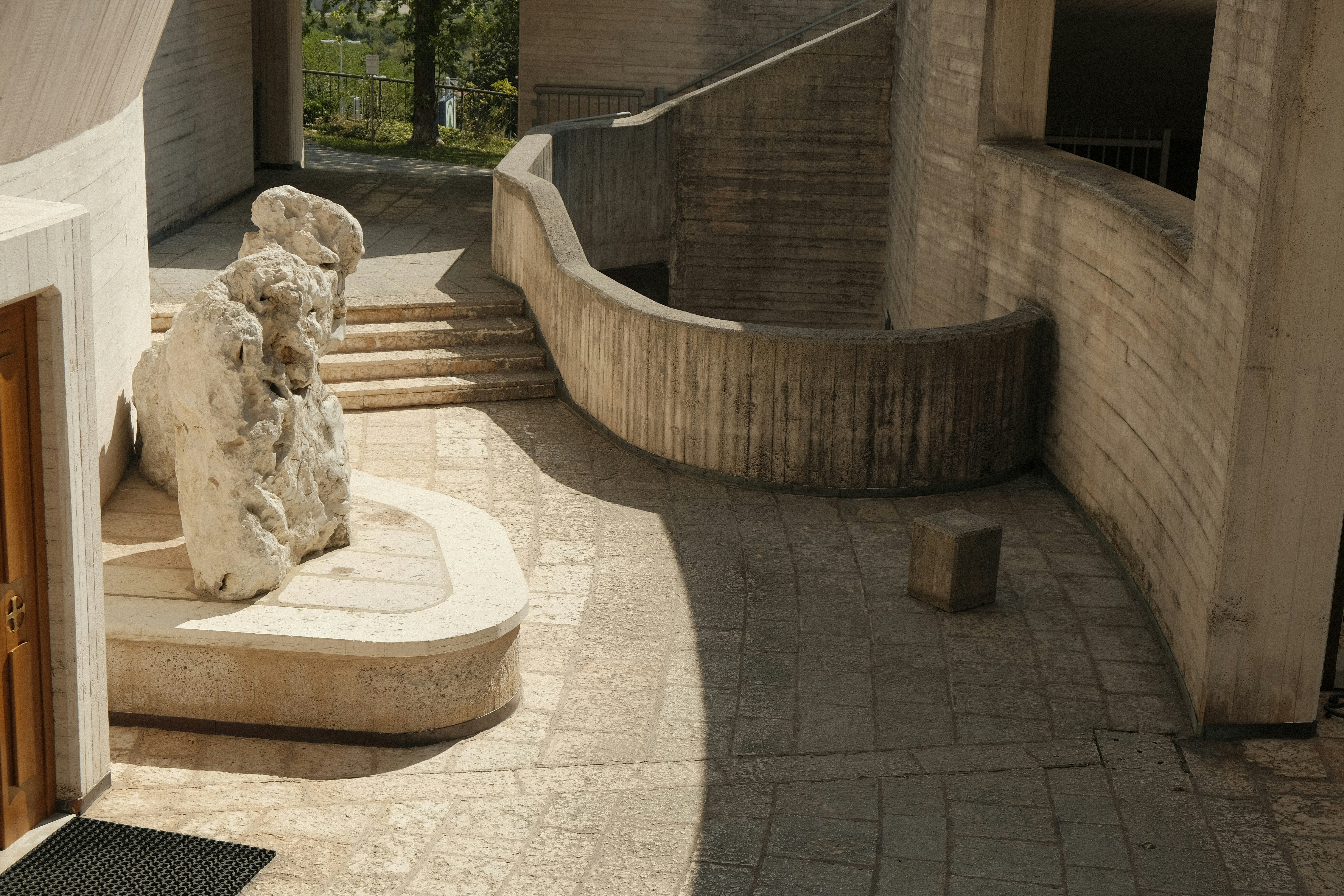 Curved Terrace Echoes: Geometry of Stone and Light