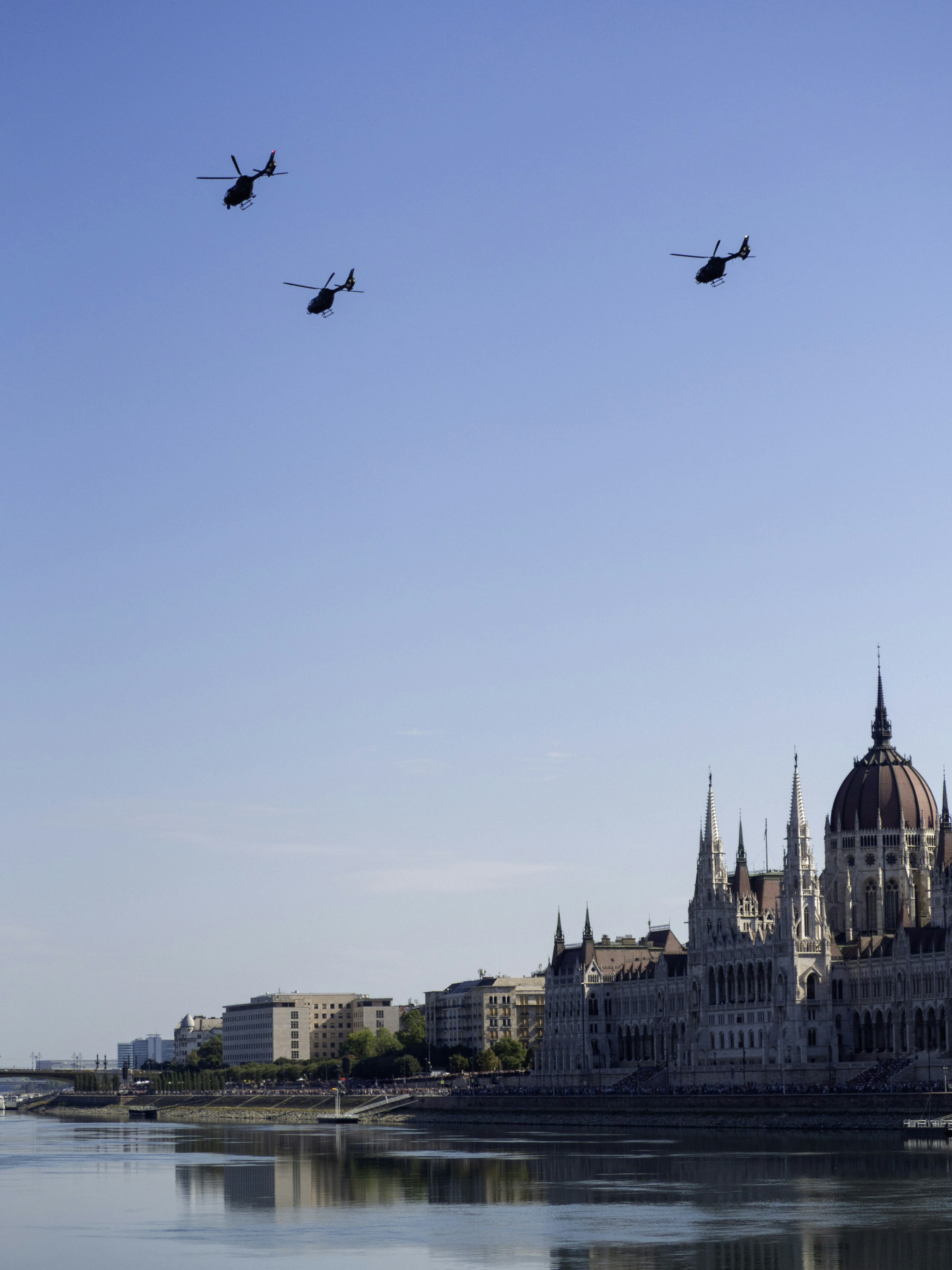 Tri-Heli Over the Danube: Cityscape and Wings in Clear Sky