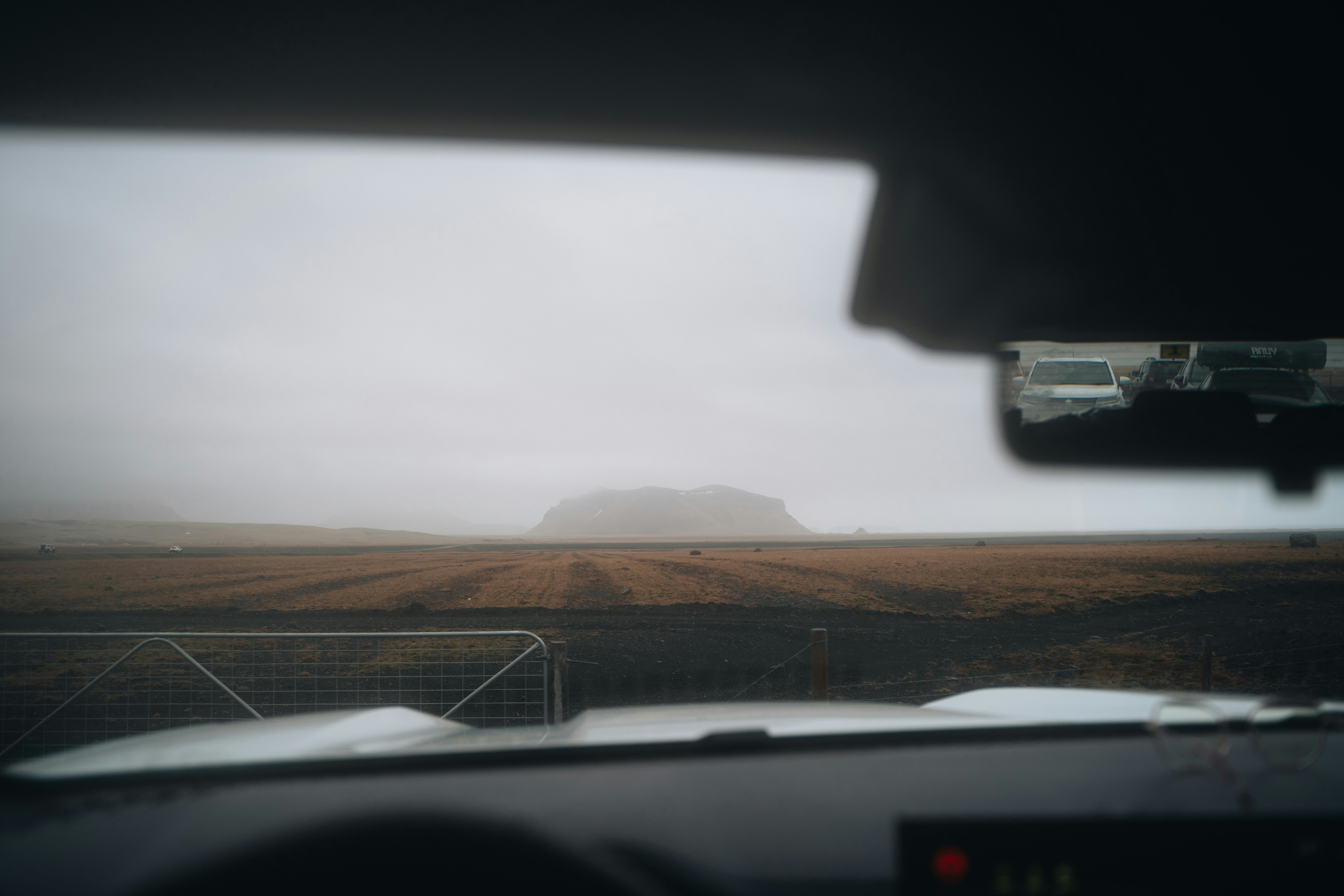 Isochrome Horizon: A Desert Road to a Distant Plate