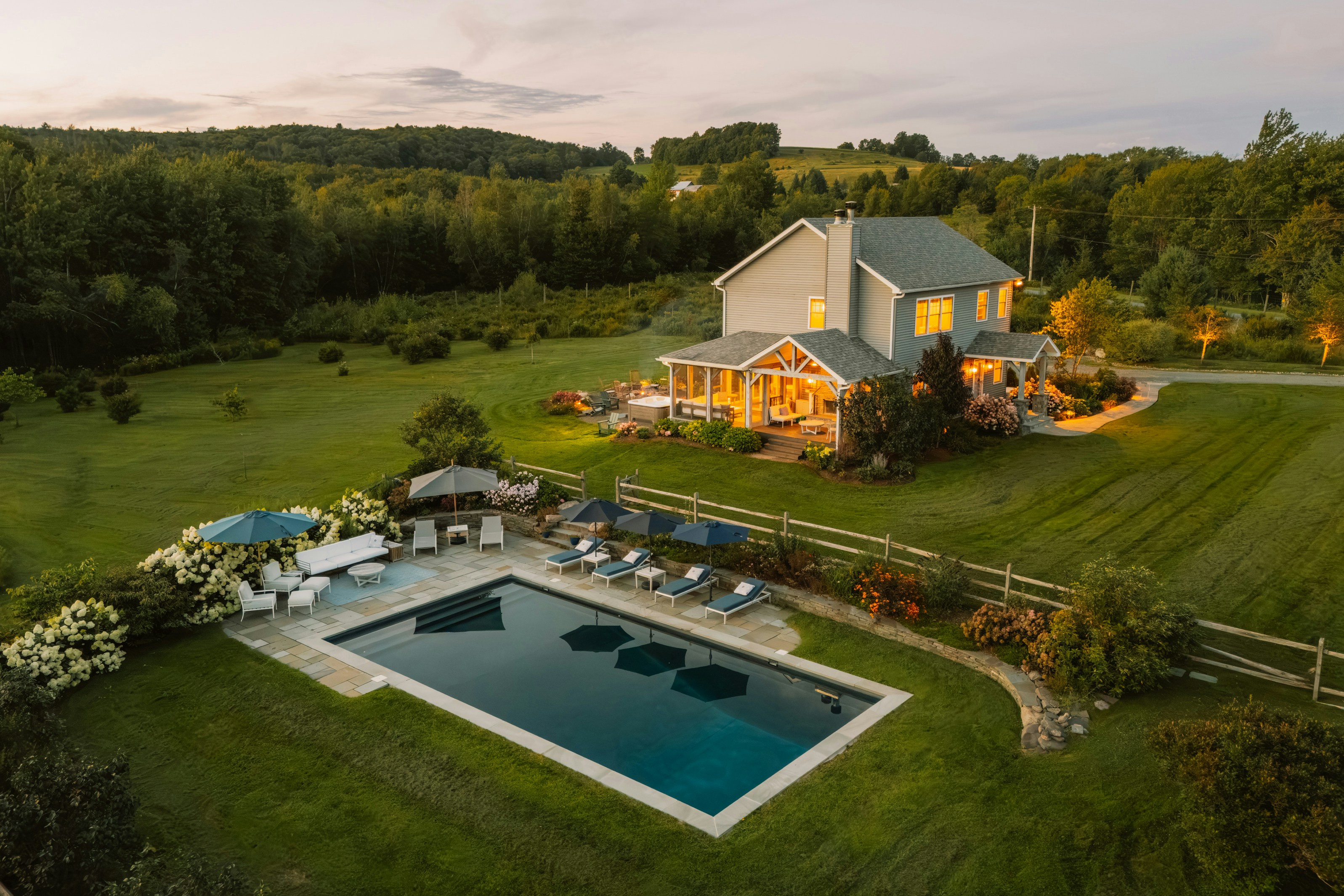 Evening Retreat: A Lantern-lit House by the Pool