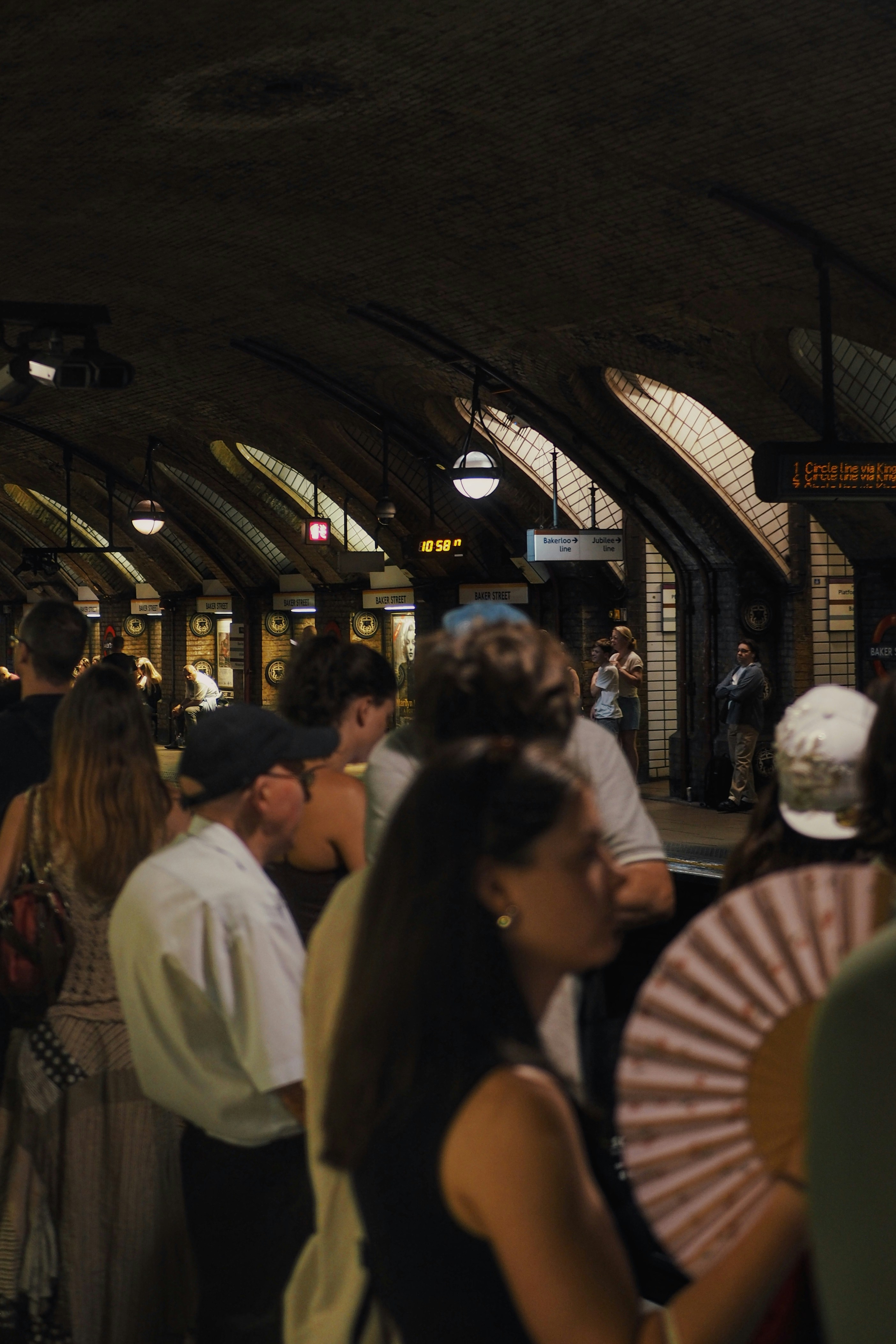 Underground Crowd: Quiet Convergence in a Subway Station