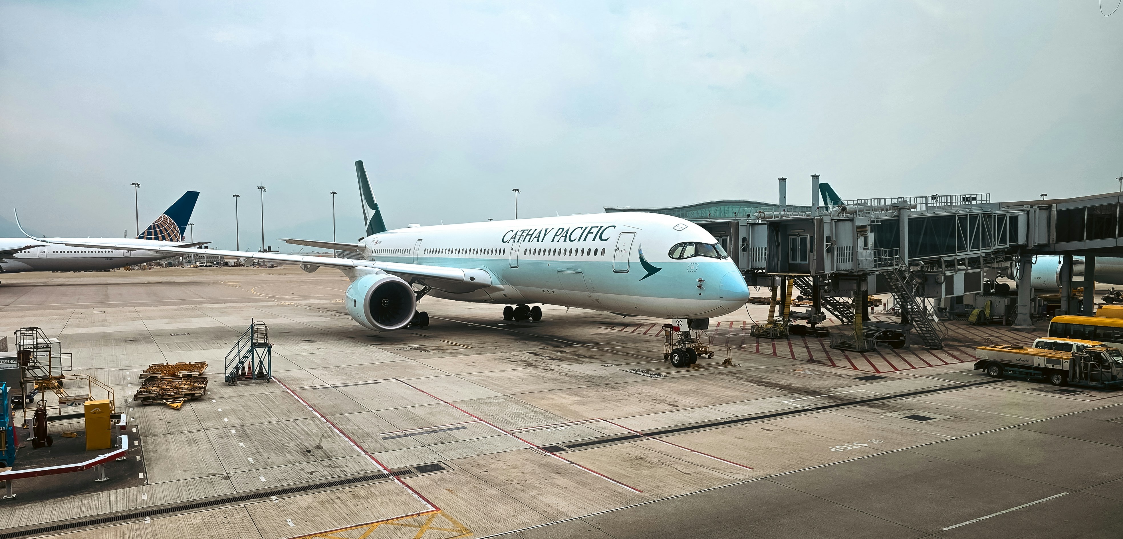 Gulf Gate: A China Airlines Dreamliner Dwarfed by the Dispatcher Sky