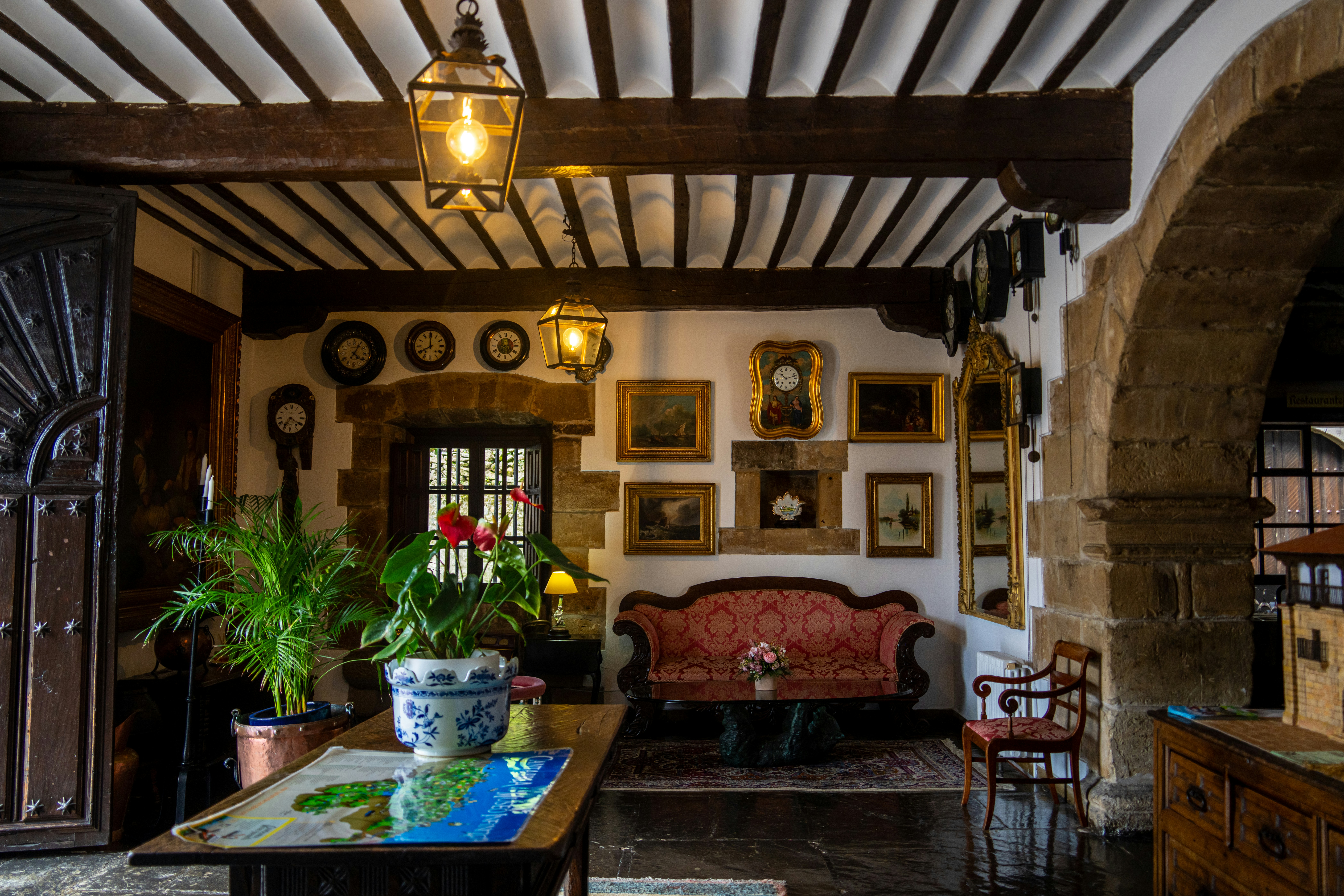 Heritage Parlor: Warm Lanterns, Framed Memories