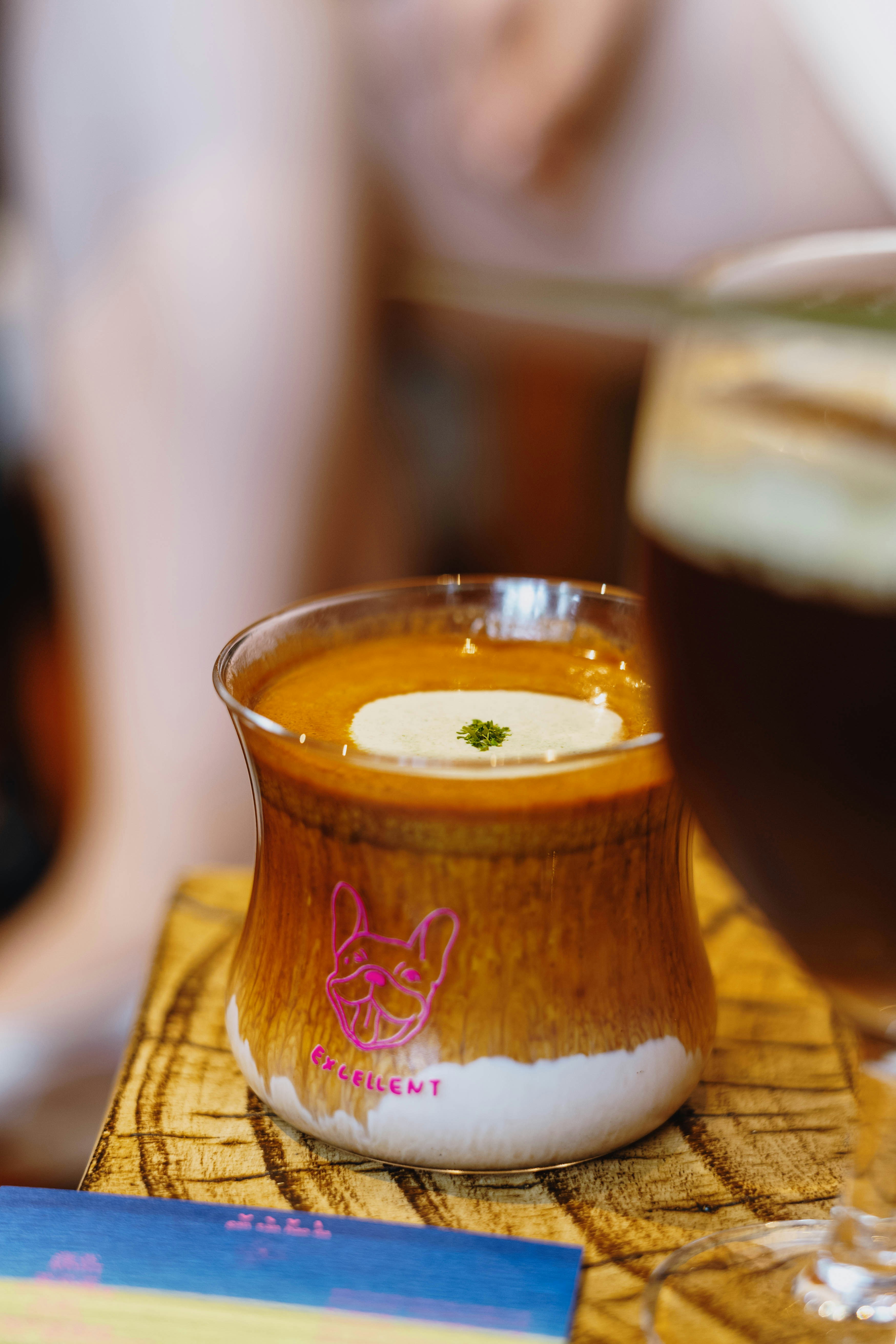 Foaming Cream Dawn: A Tiny Craft on a Wooden Bar