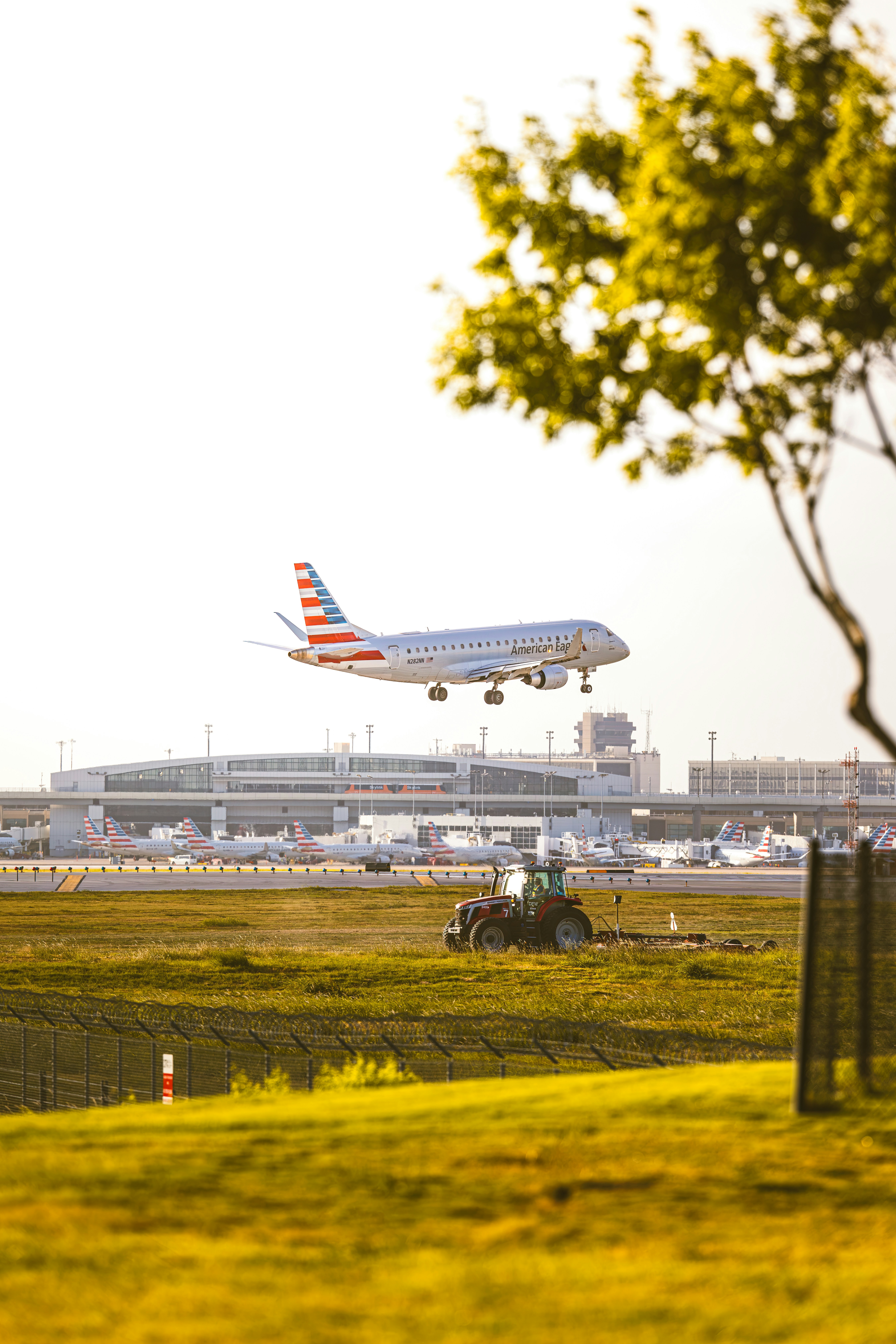 American Eagle E175 landing at DFW, operated by Envoy.
