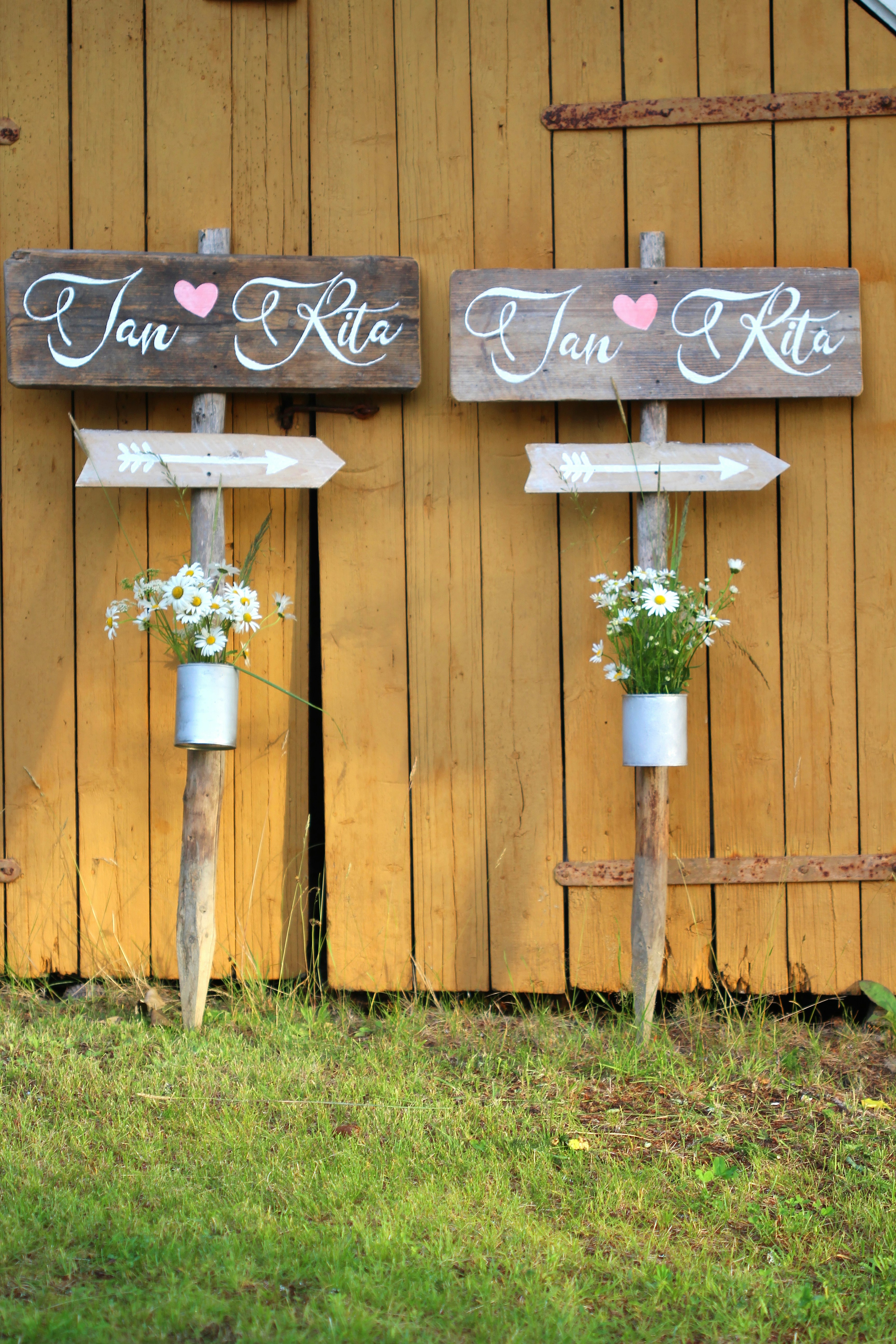 Dual Heartsigns: A Rustic Wedding Corner on Weathered Wood