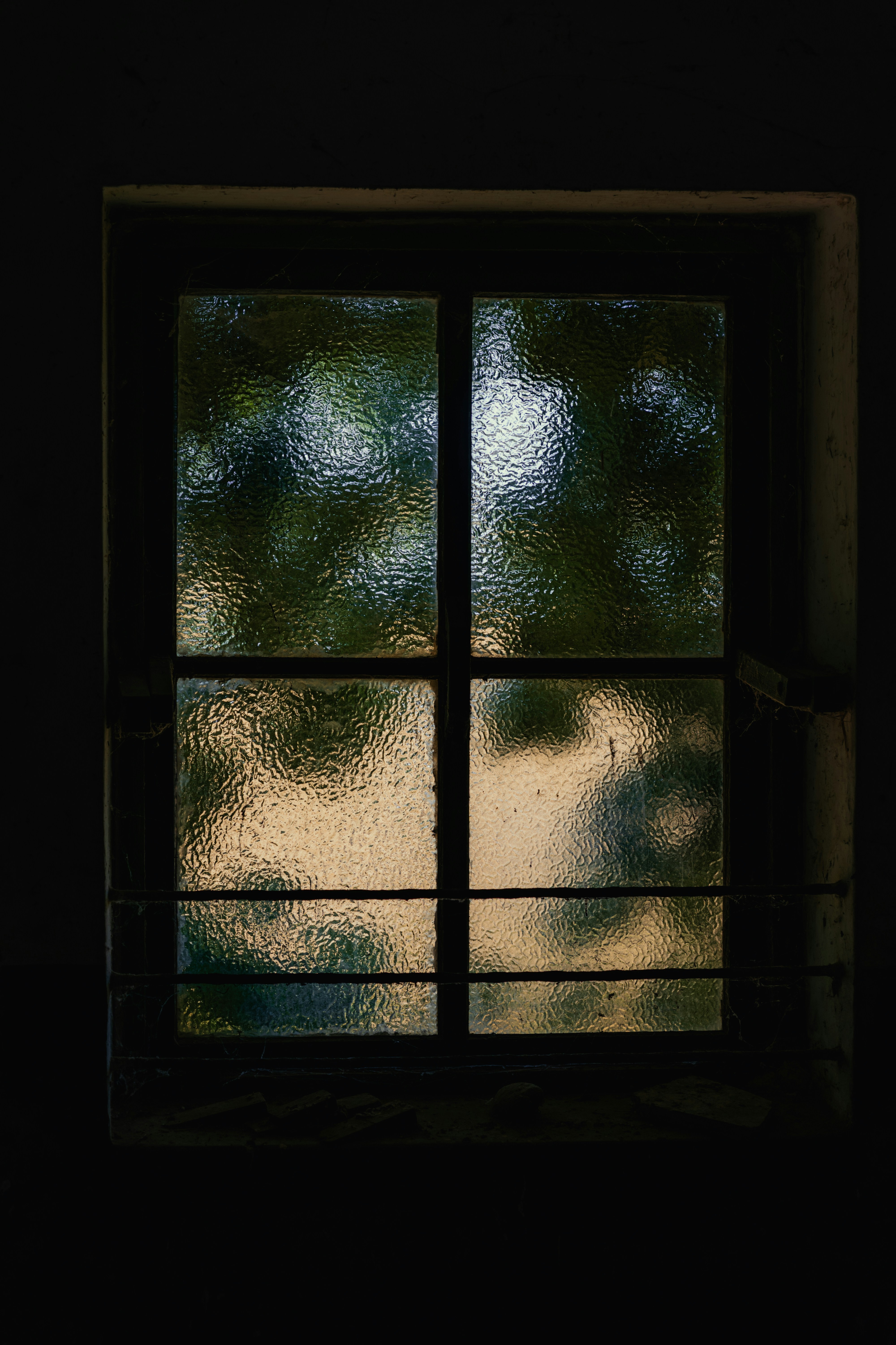 Dim Window, Secret Light: A Quiet Interior via Frosted Glass