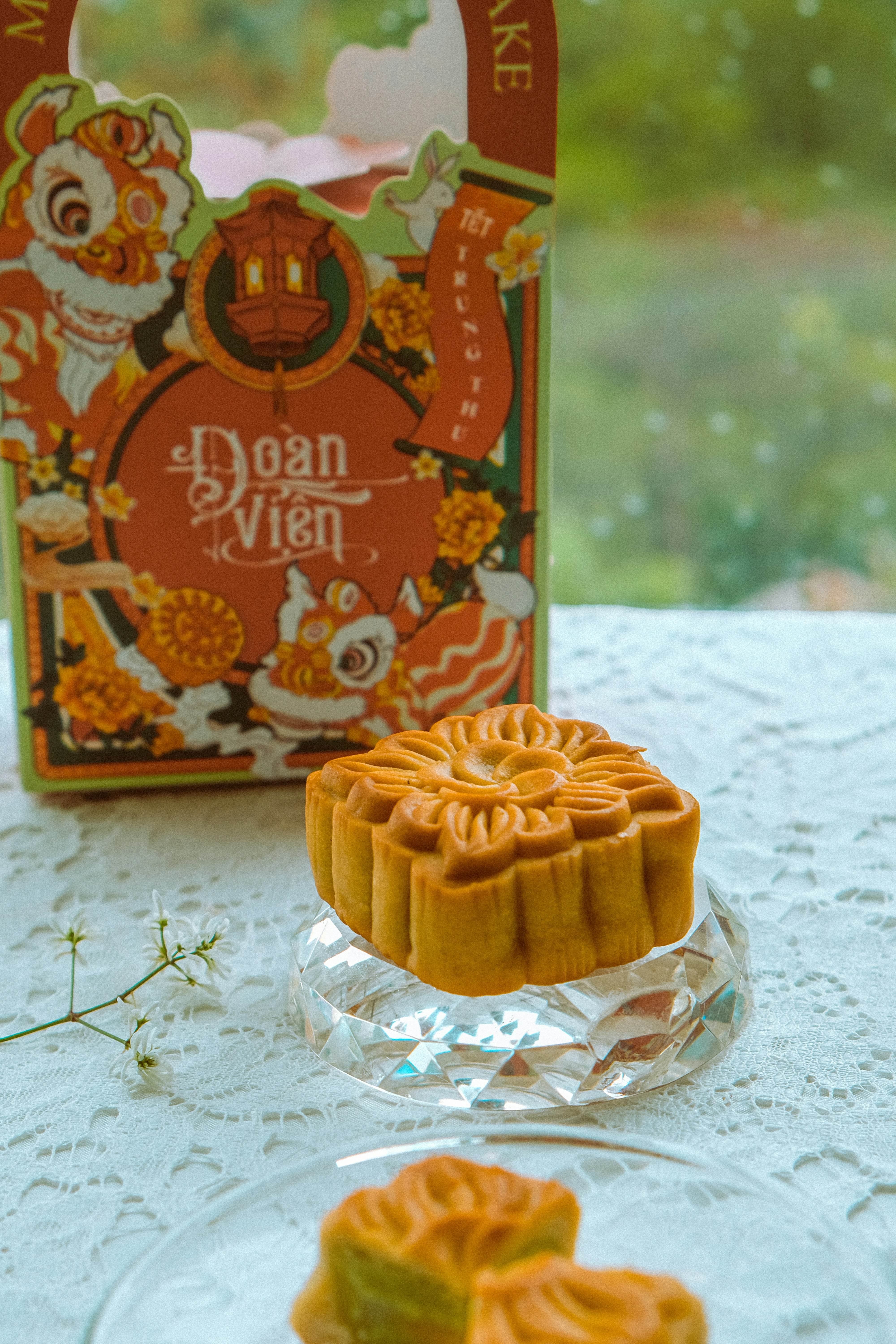 Mooncake Reverie: Lunar Packaging Meets Artisan Mooncake Craft