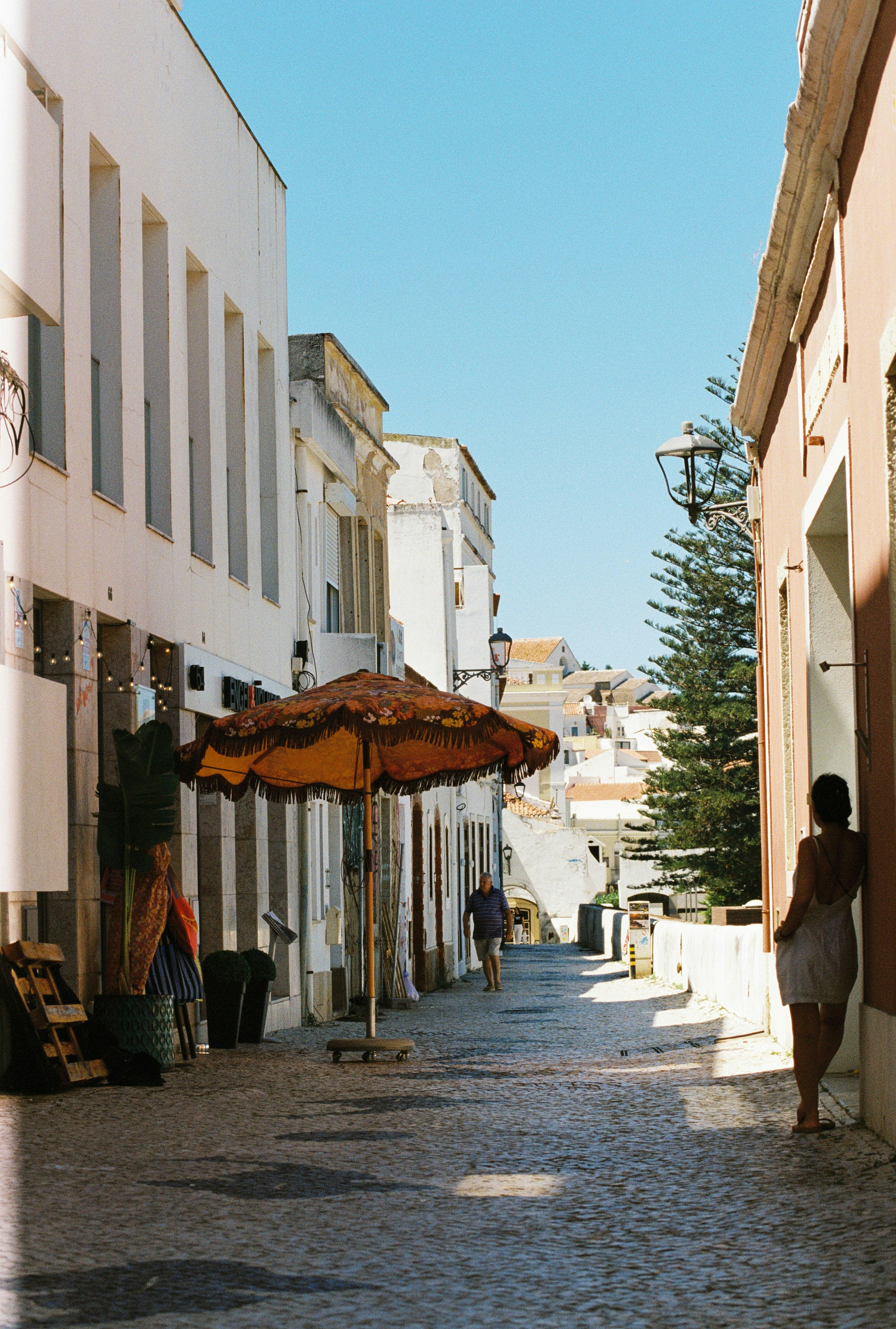 Sunlit Calle: A Quiet Coastal Alley Framed by Whitewashed Facades