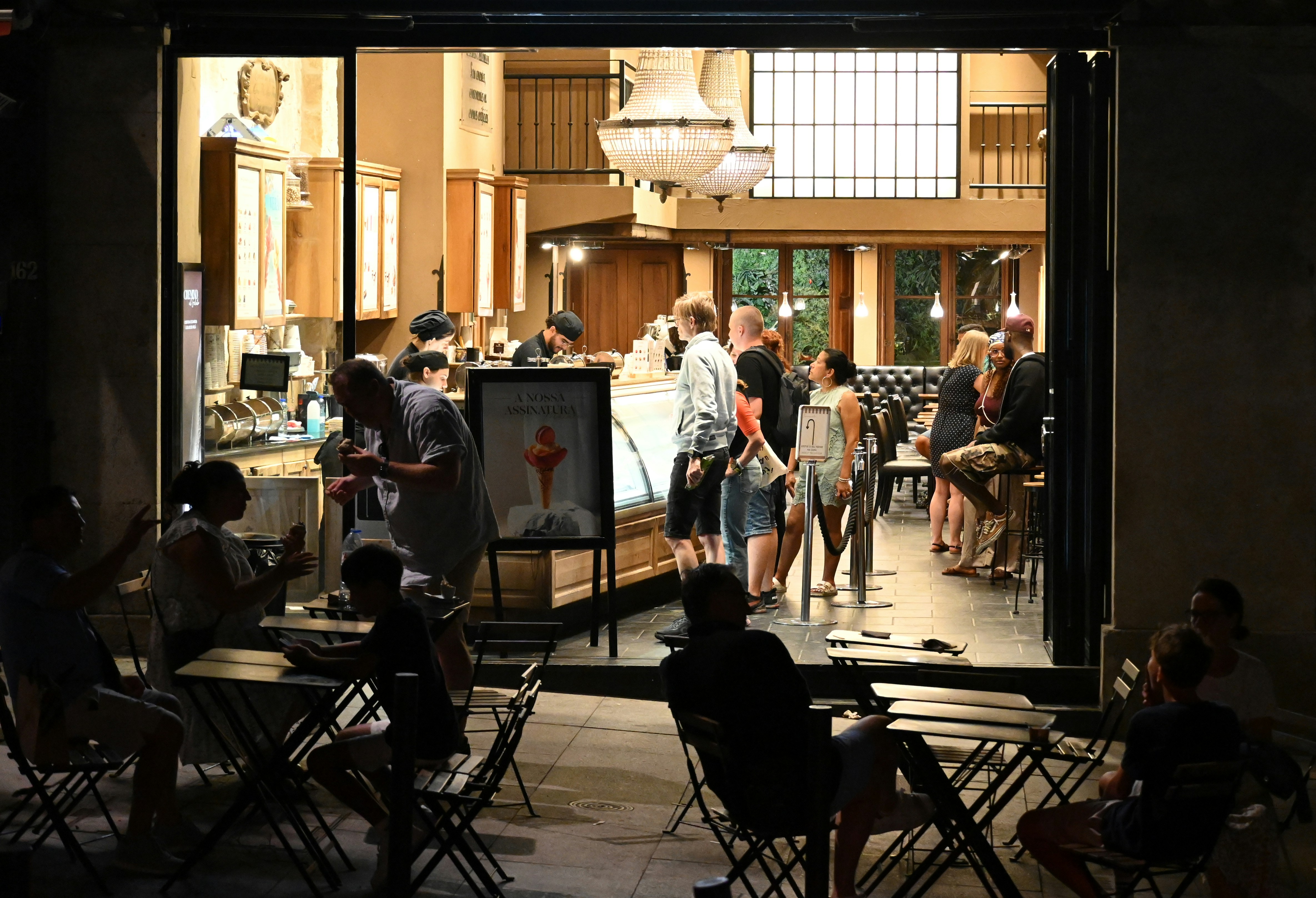 Midnight Café in Focus: People, Light, and Conversation