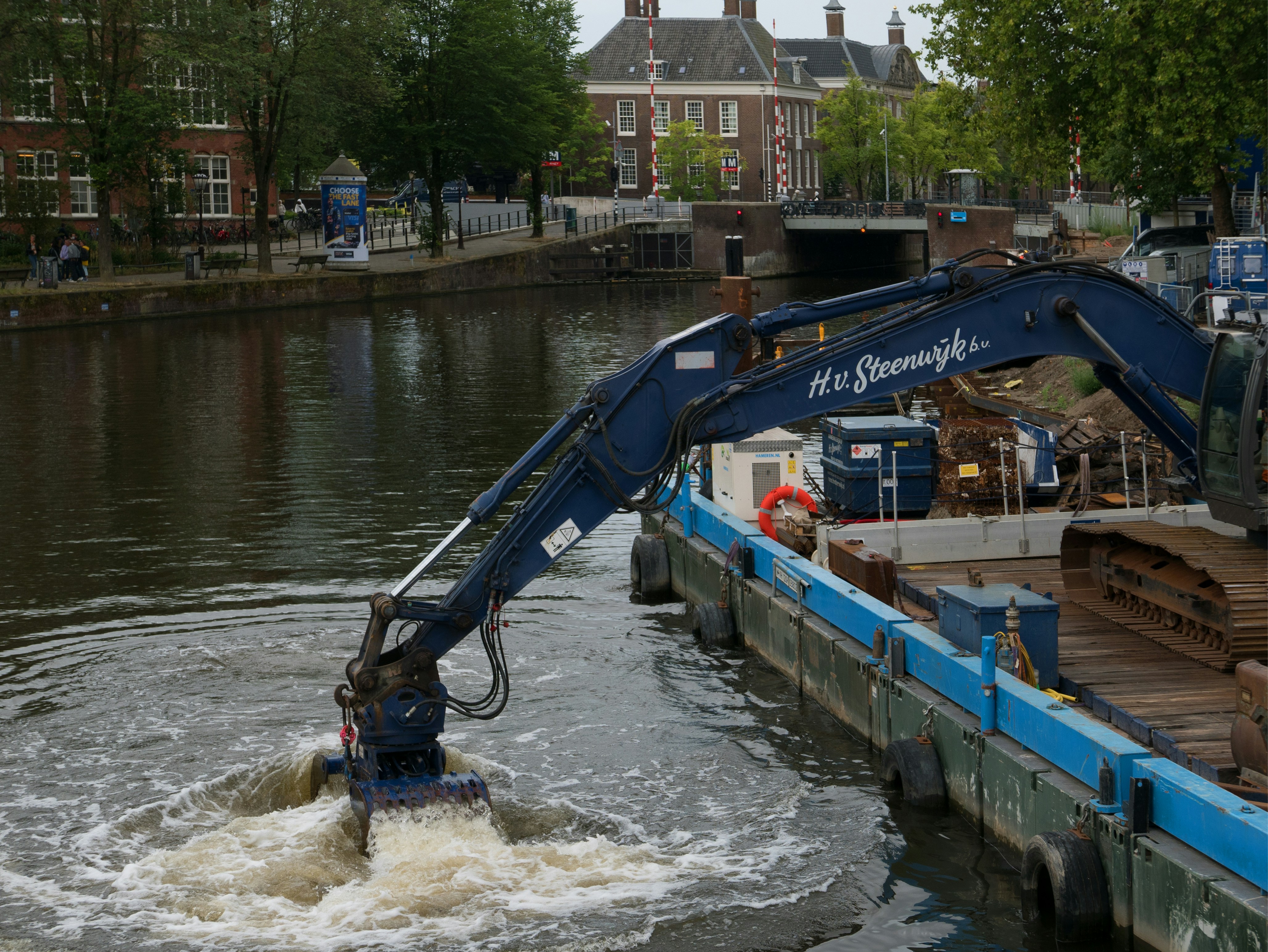Front-Loaded Work: Hydraulic Crane in a Canal Barge