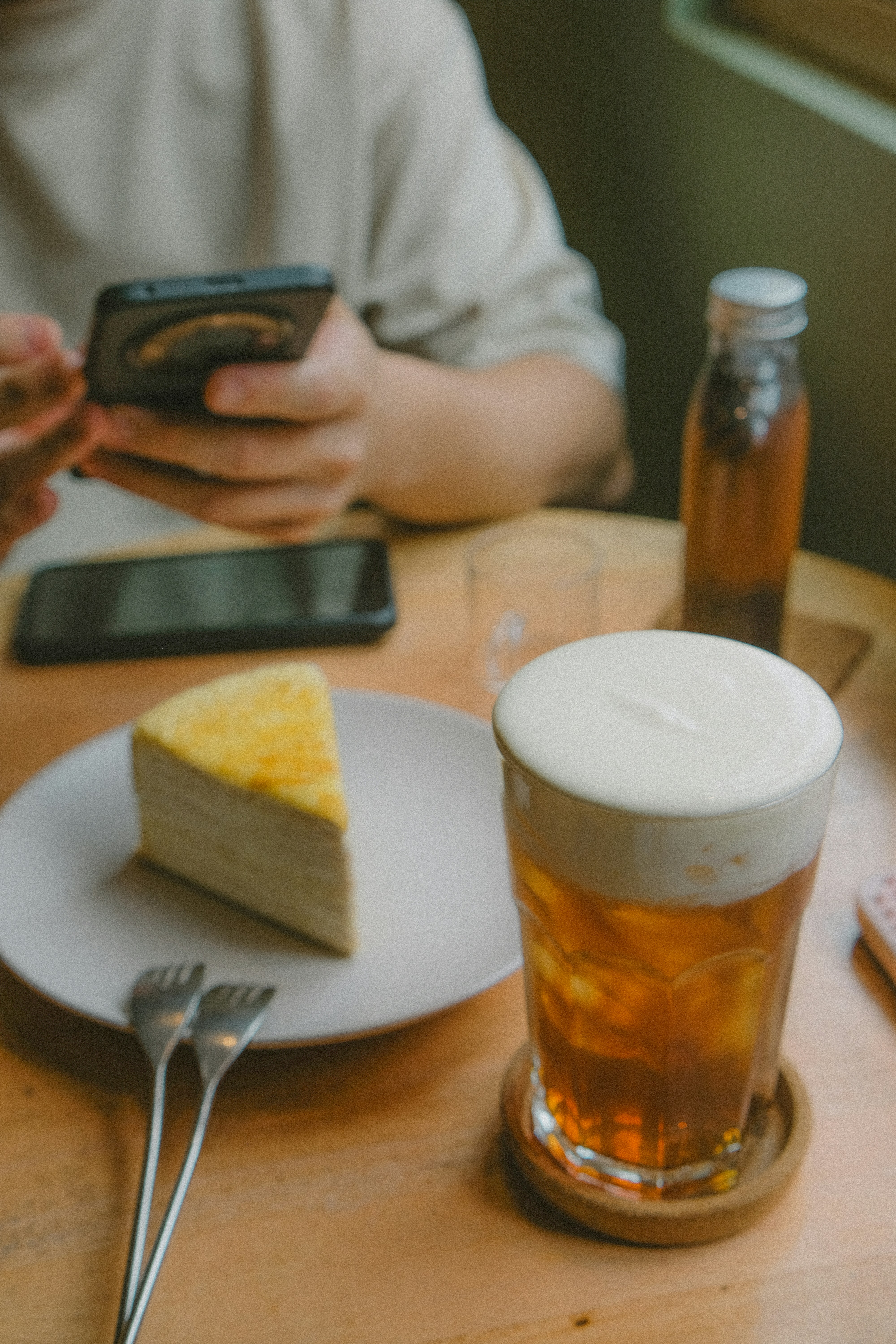 Amber Foam and Lemon Slice: A Quiet Café Moment