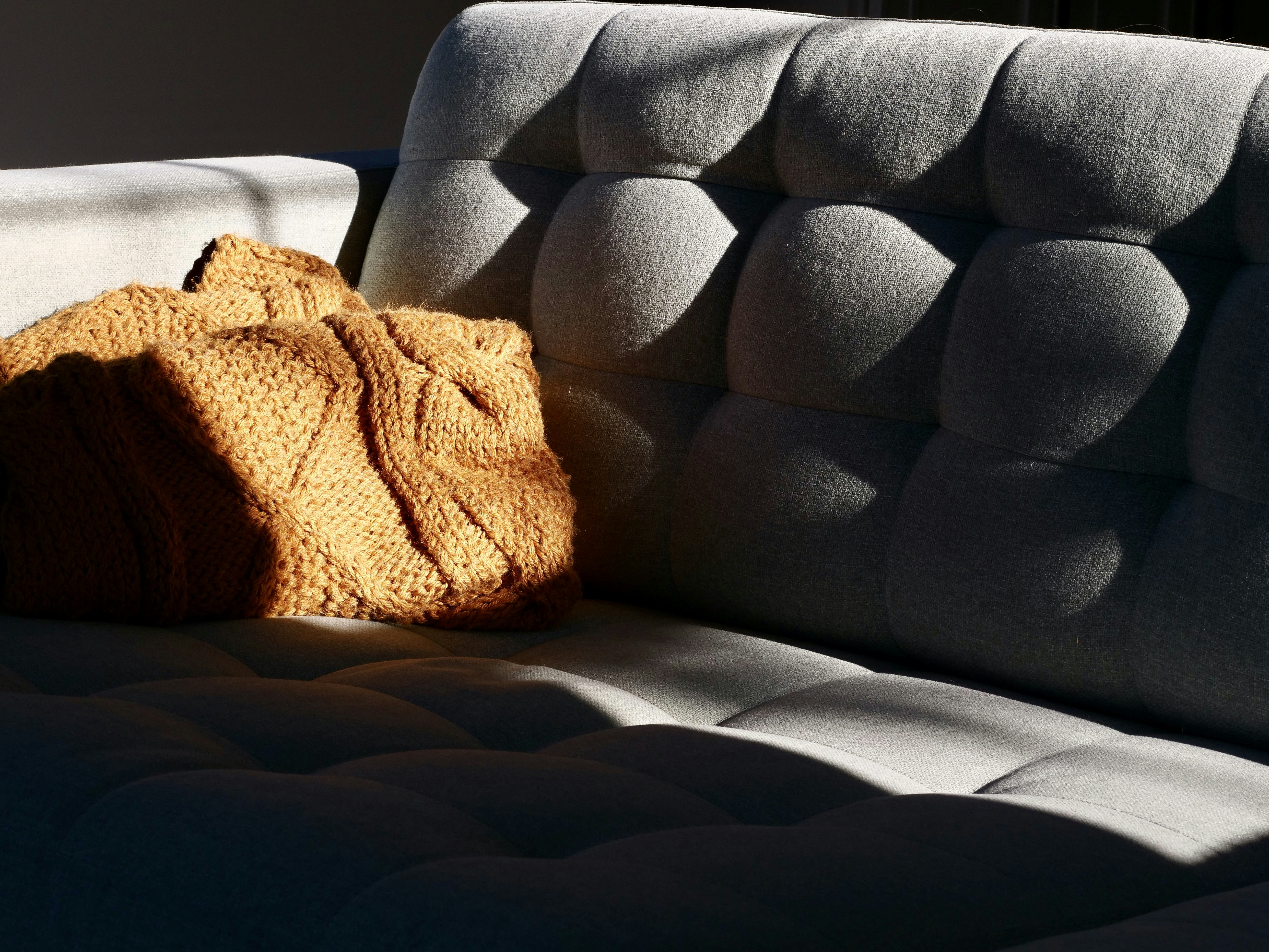 Amber Knit Pewter: Sunlit Cushion on a Quiet Couch