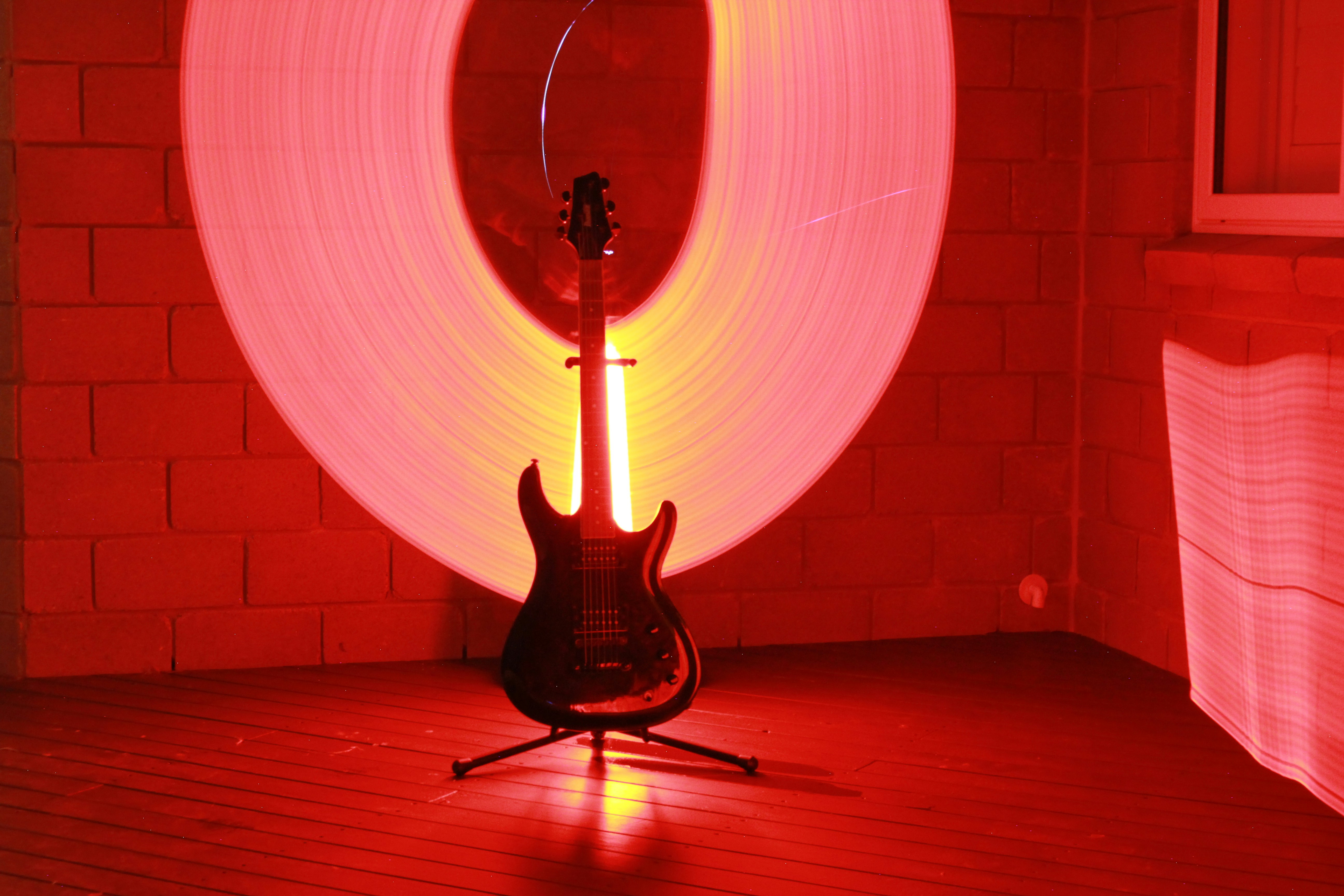 Neon Ringfold: A Guitar in Time-Lapse Echoes