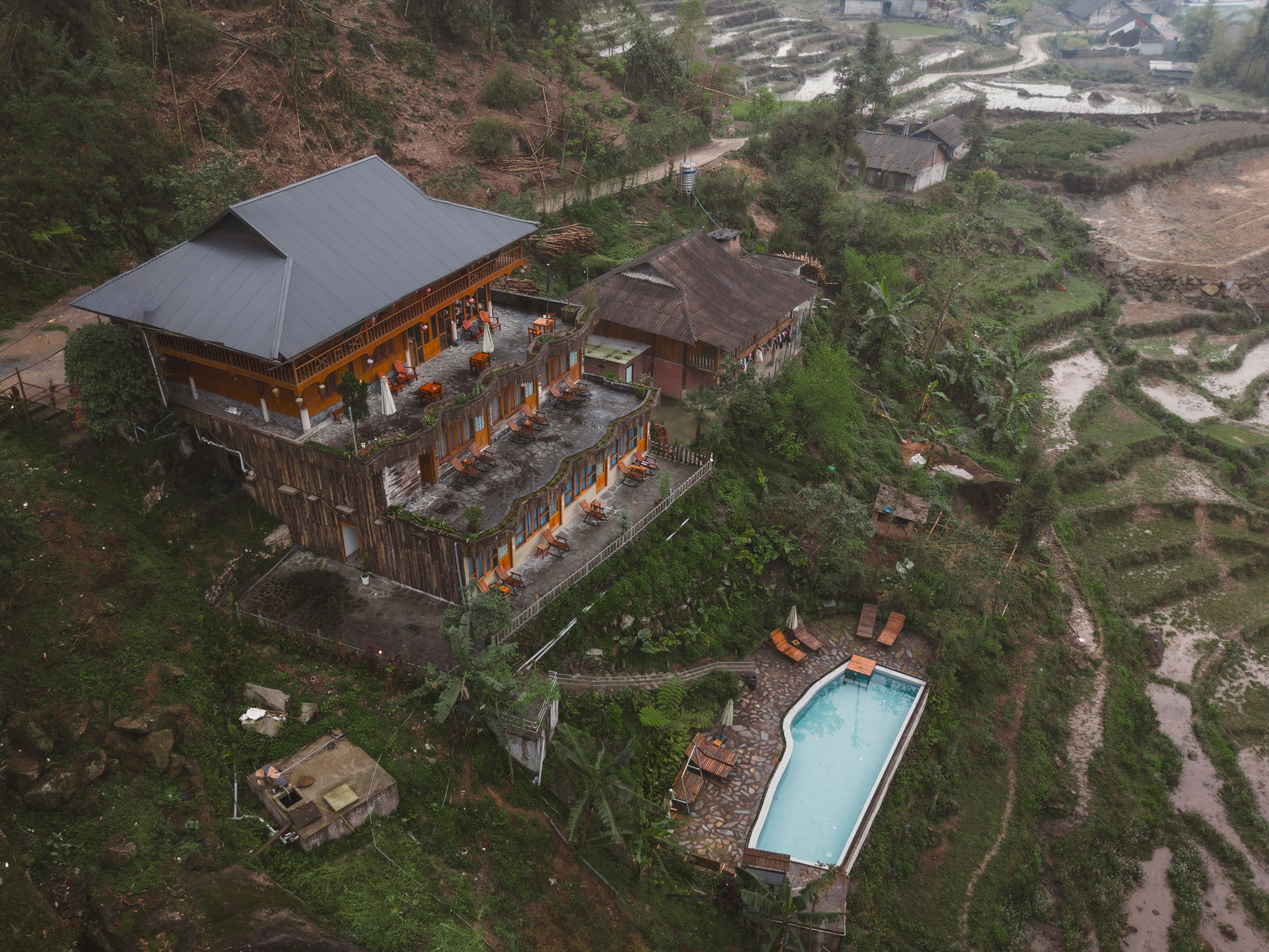 Terraced Retreat Overlooking the Valley: A Wooden Villa Anchored on a Ledge