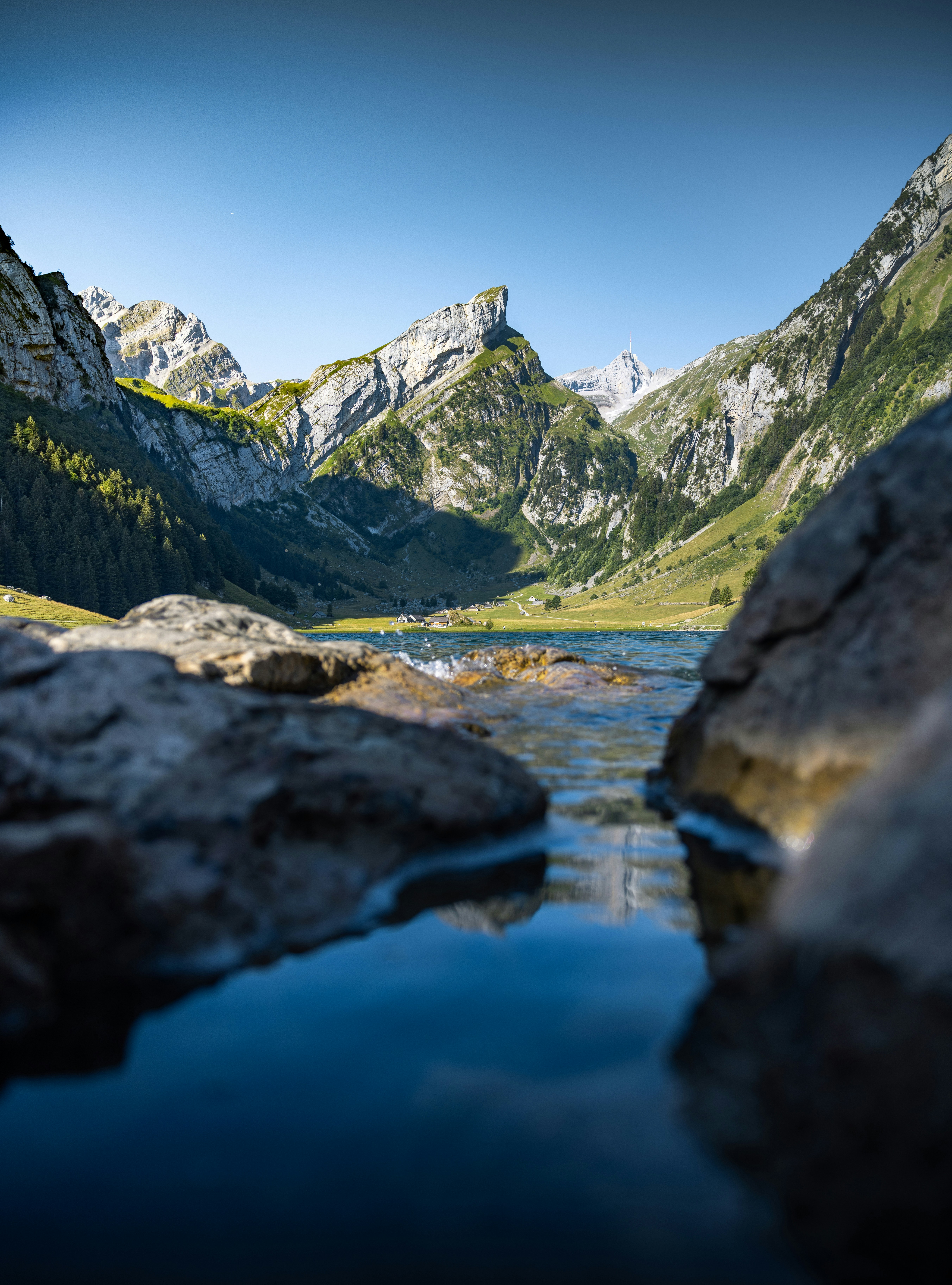 Perihedral Peaks at the Quiet Lake