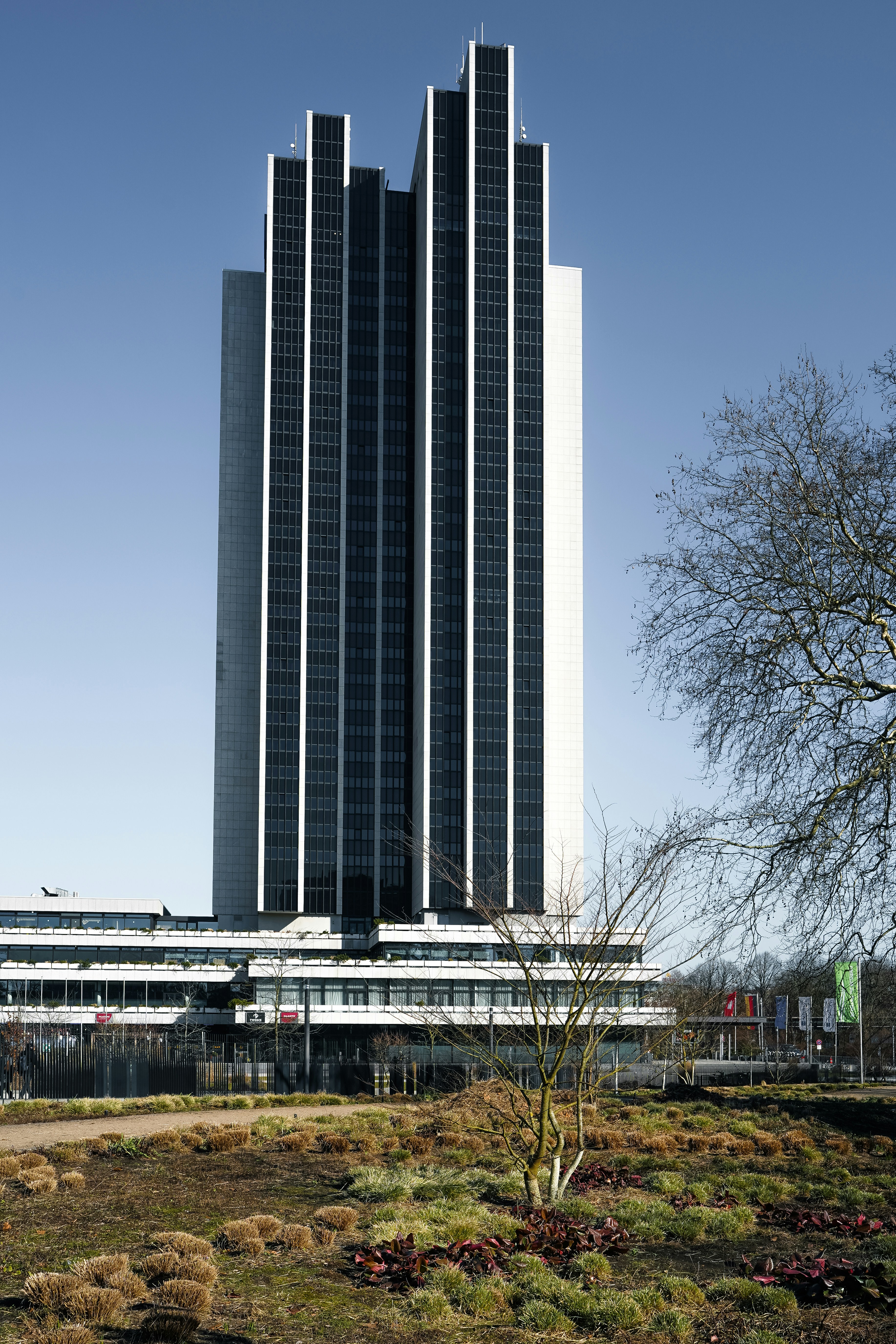 Urban Monolith: A Skyward Tower Framed by Spring Grounds