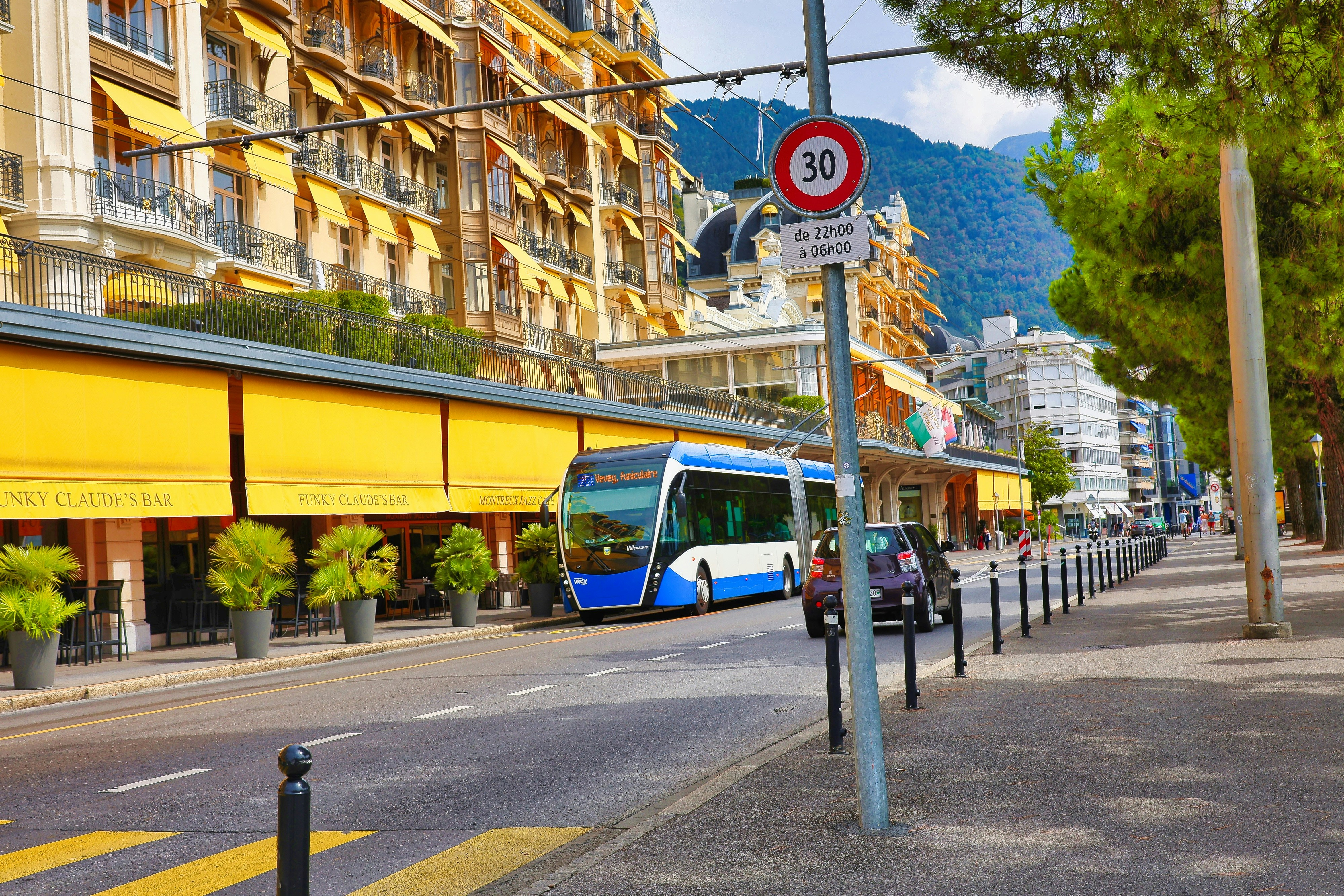 À Montreux, le 30 km/h nocturne s’applique de 22 h à 6 h sur les grands axes structurants traversant les secteurs urbanisés. Avenue Claude-Nobs, rue du Lac et avenue des Alpes illustrent cette politique d’assainissement du bruit routier