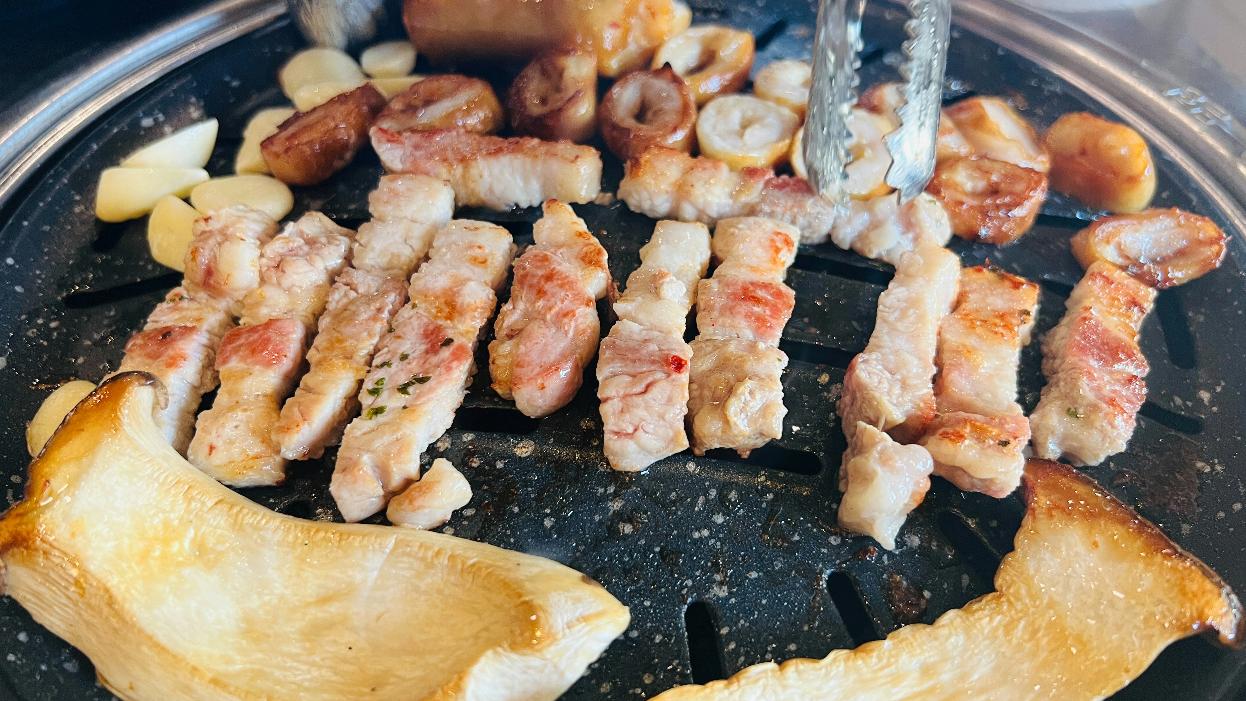 Sizzling Grillboard: Pork Pieces and Chips on a Char-Grill