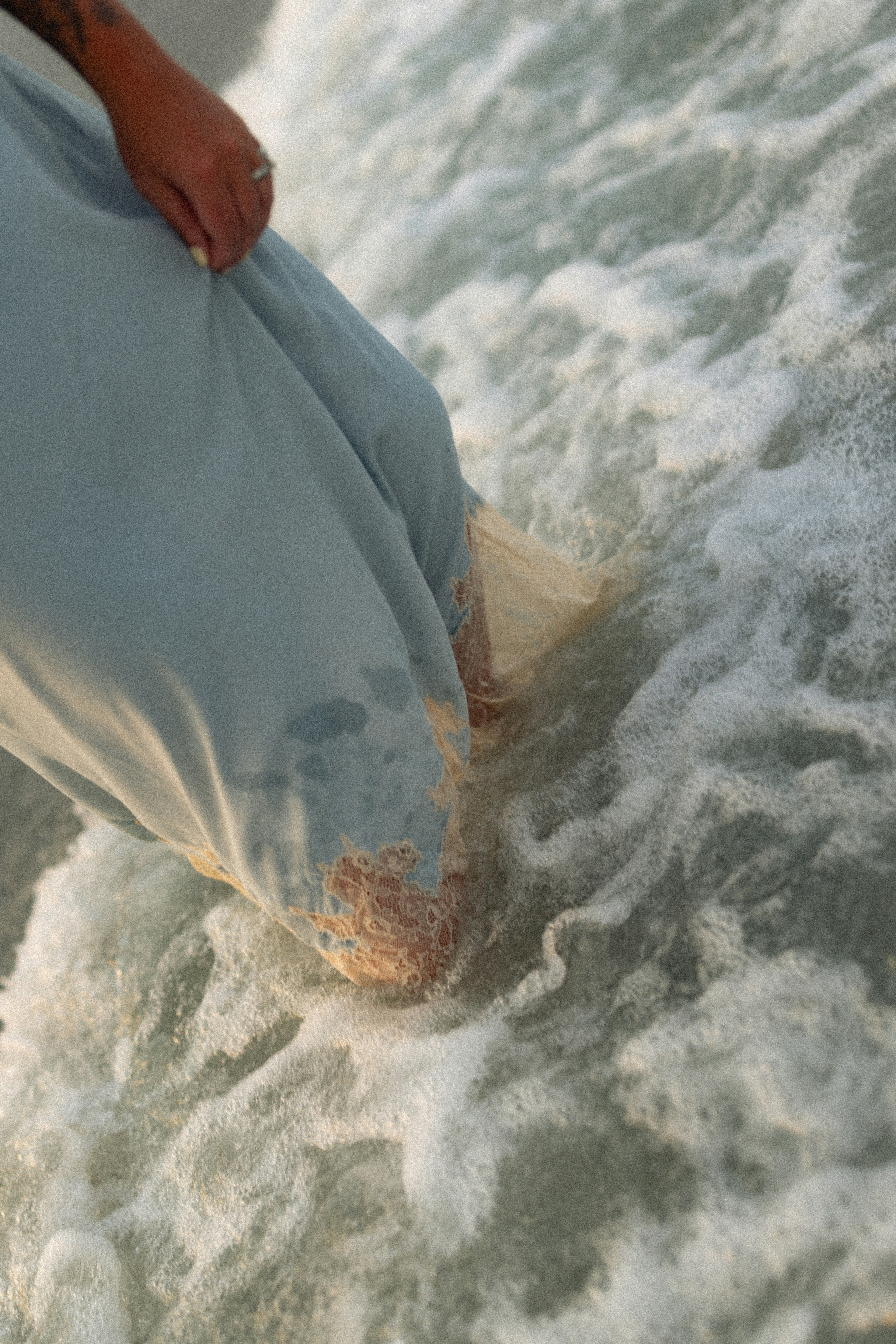 Footprint in foamy tide: a close-waded moment