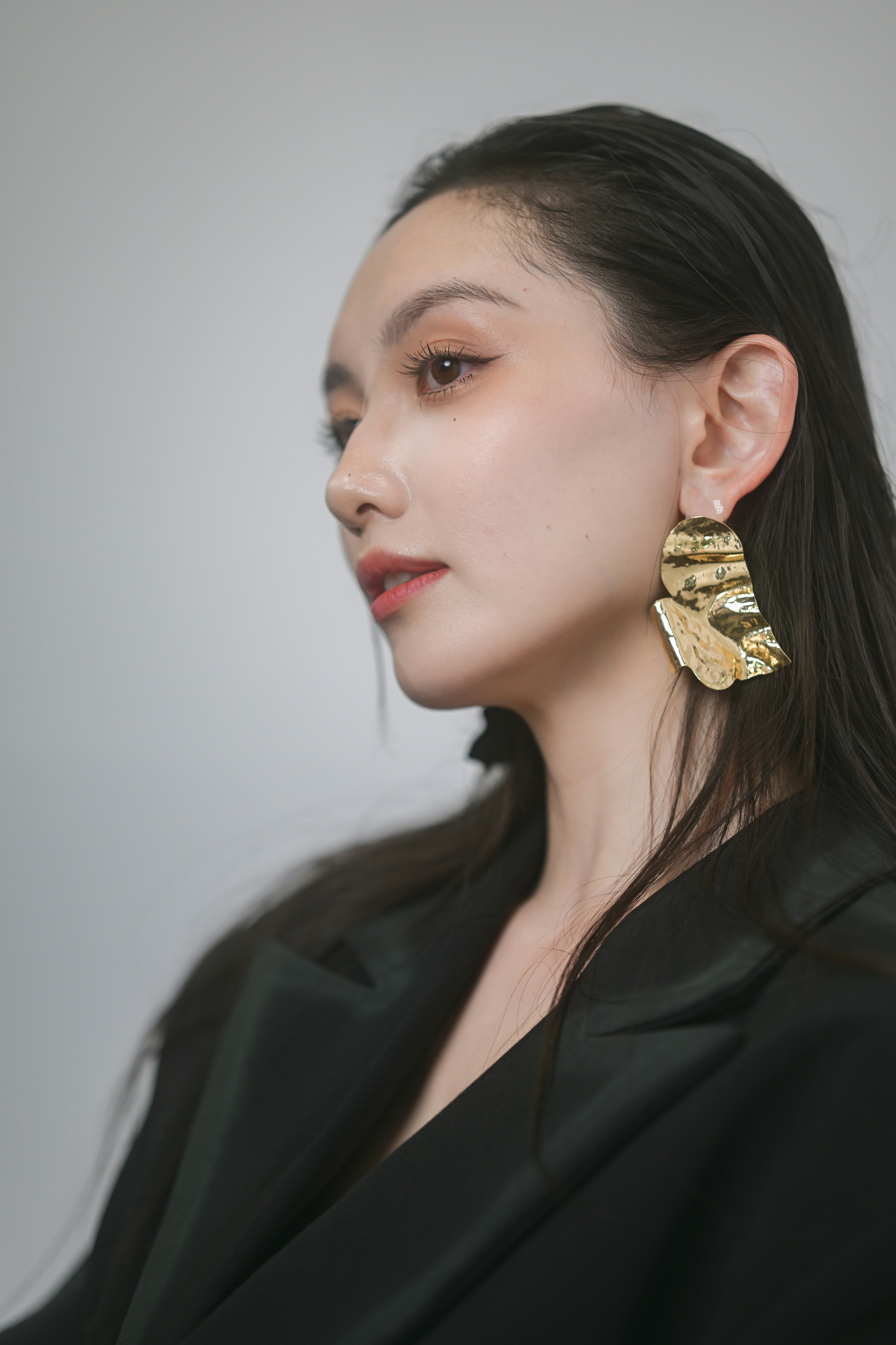 Gold Echo: A Portrait in Soft Light and Bold Accessory