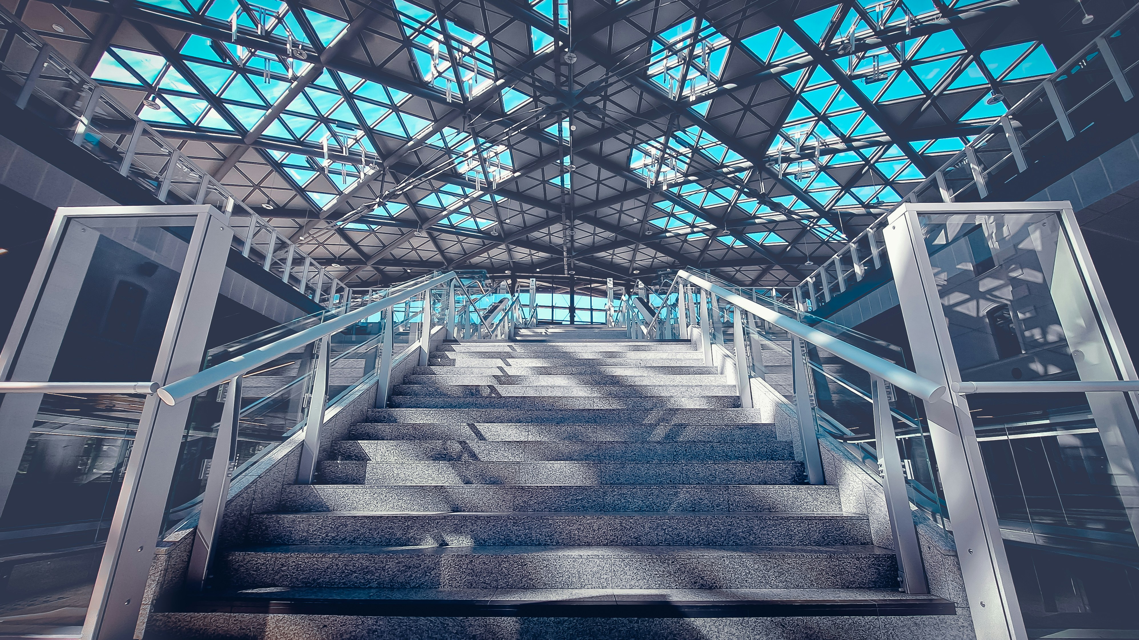 Translucent Ascent: Glass Staircase to an Infinite Skylight