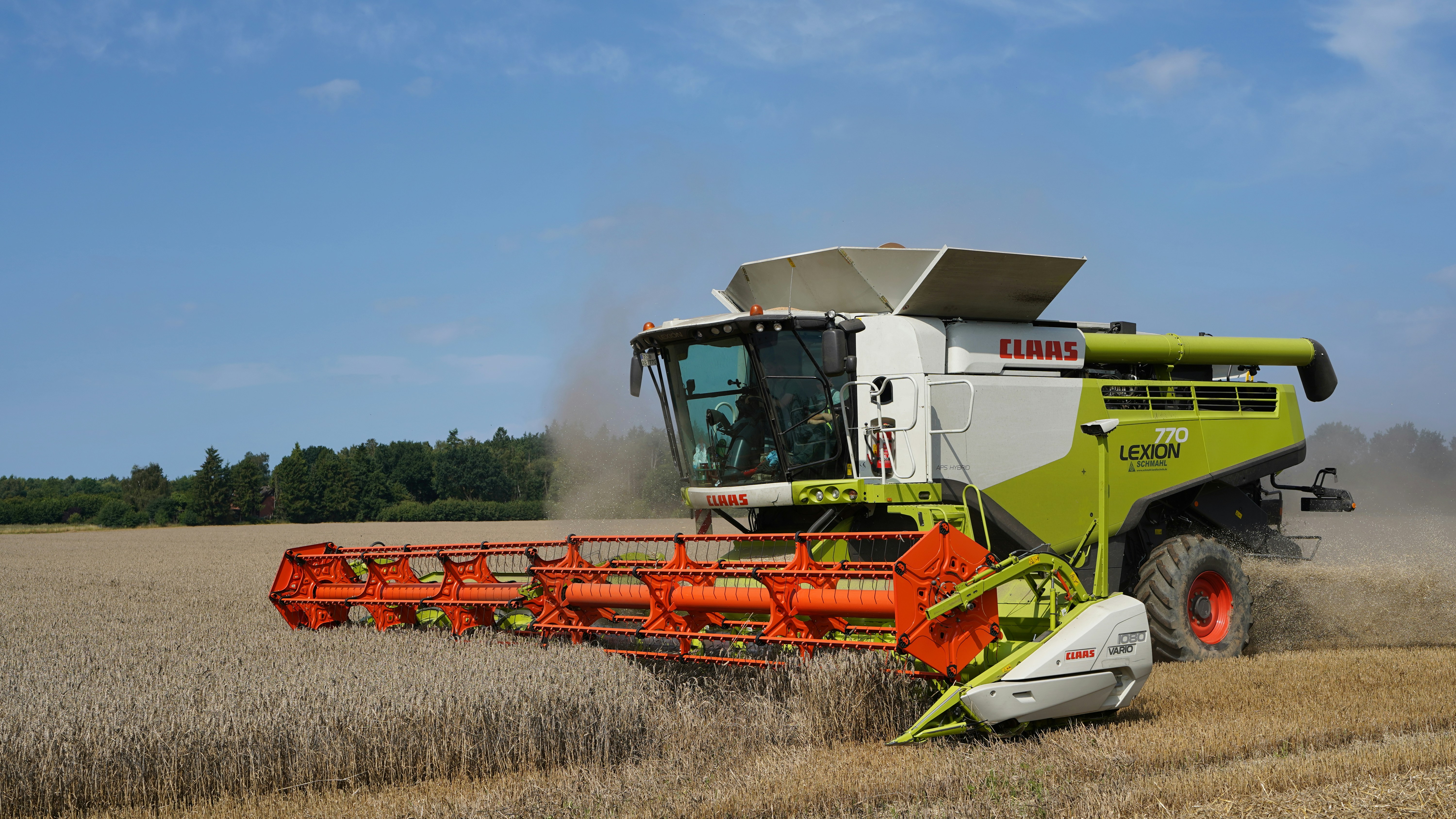 Harvest Horizon: The Claas Lexion in Full Throttle